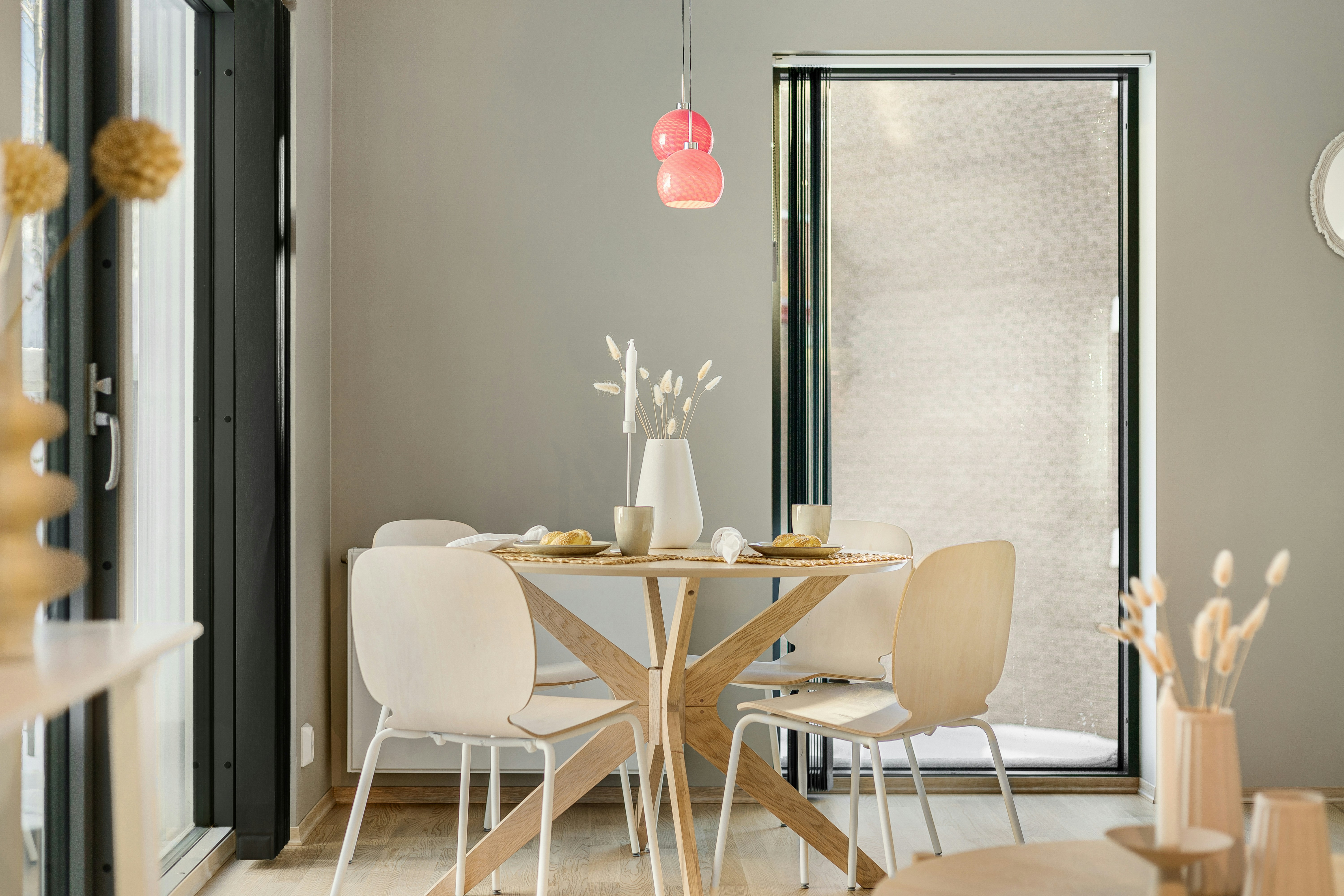 A dining room with a table and chairs photo – Free Interior design ...