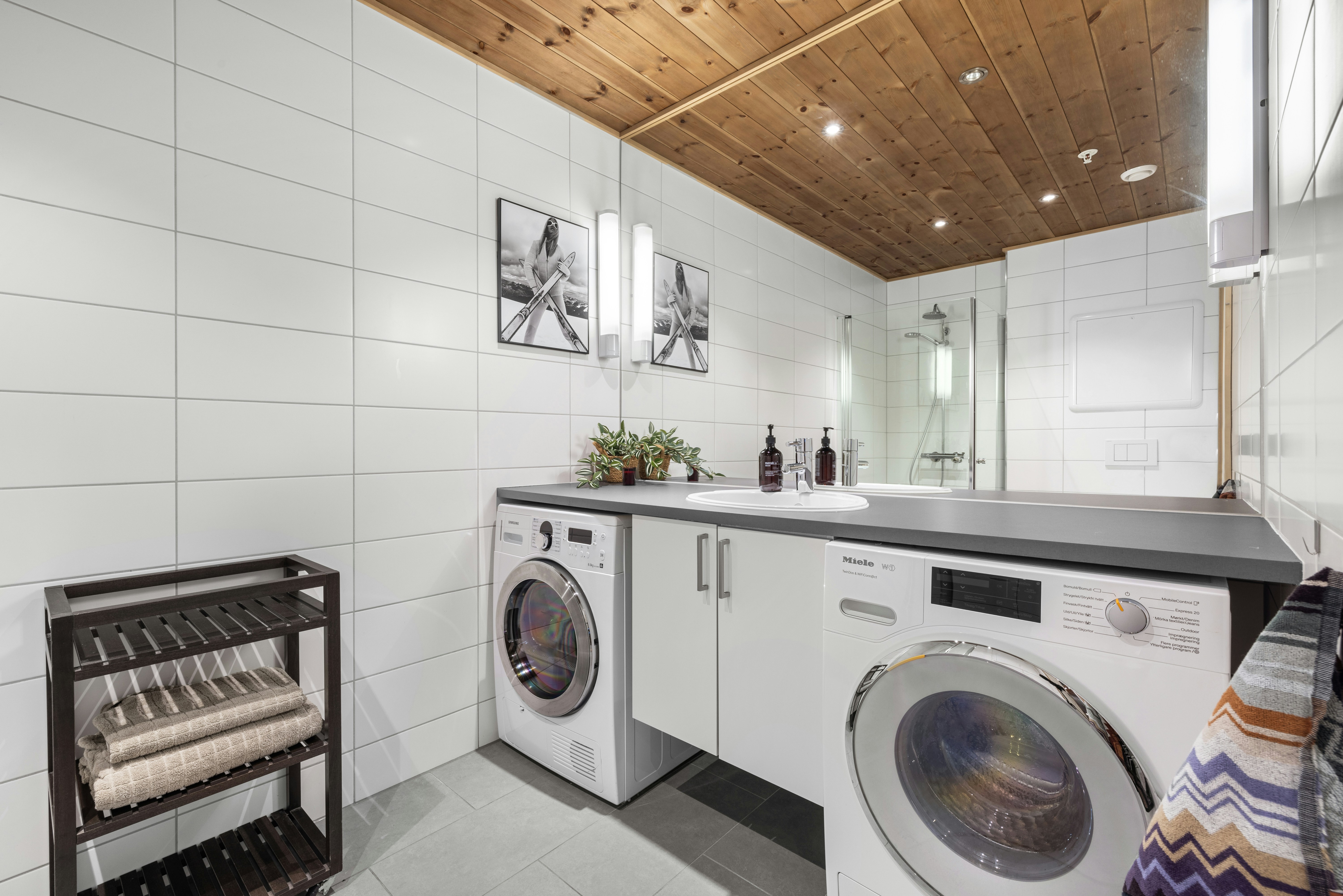 A laundry room with a washer and dryer photo – Free Human Image on Unsplash