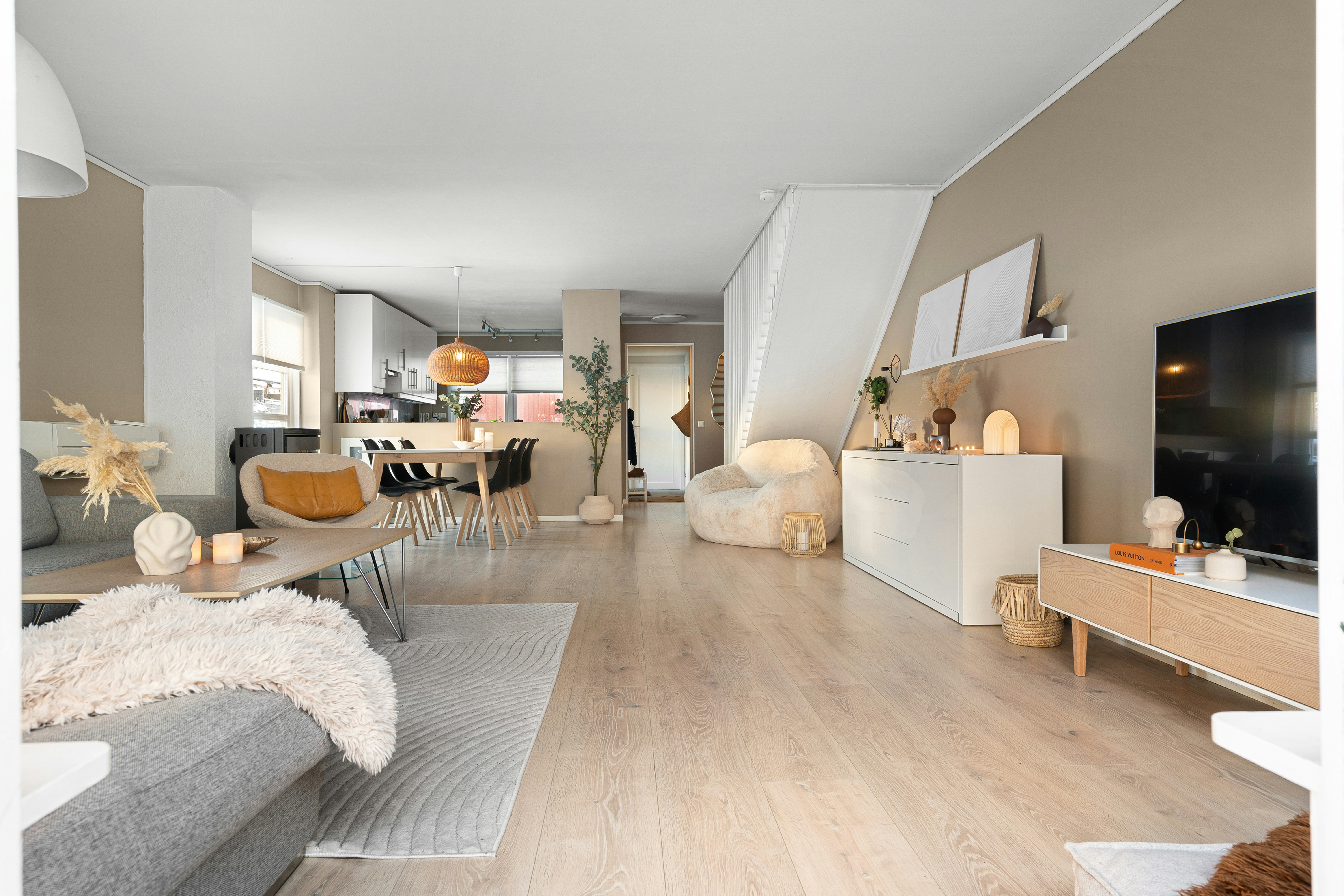 A living room filled with furniture and a flat screen TV photo – Free ...