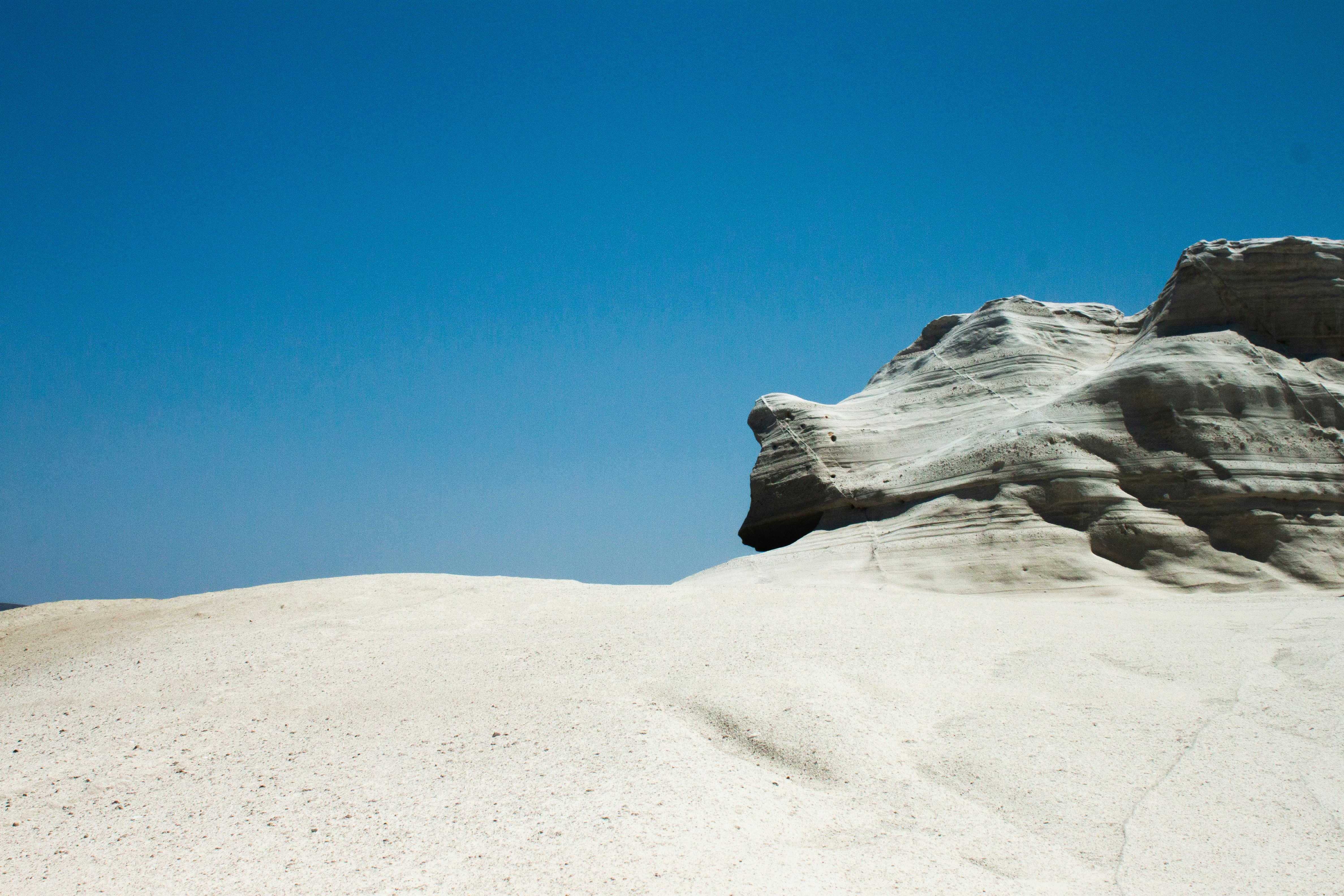 Un gros rocher au milieu d’un désert photo – Image gratuite de Nature ...