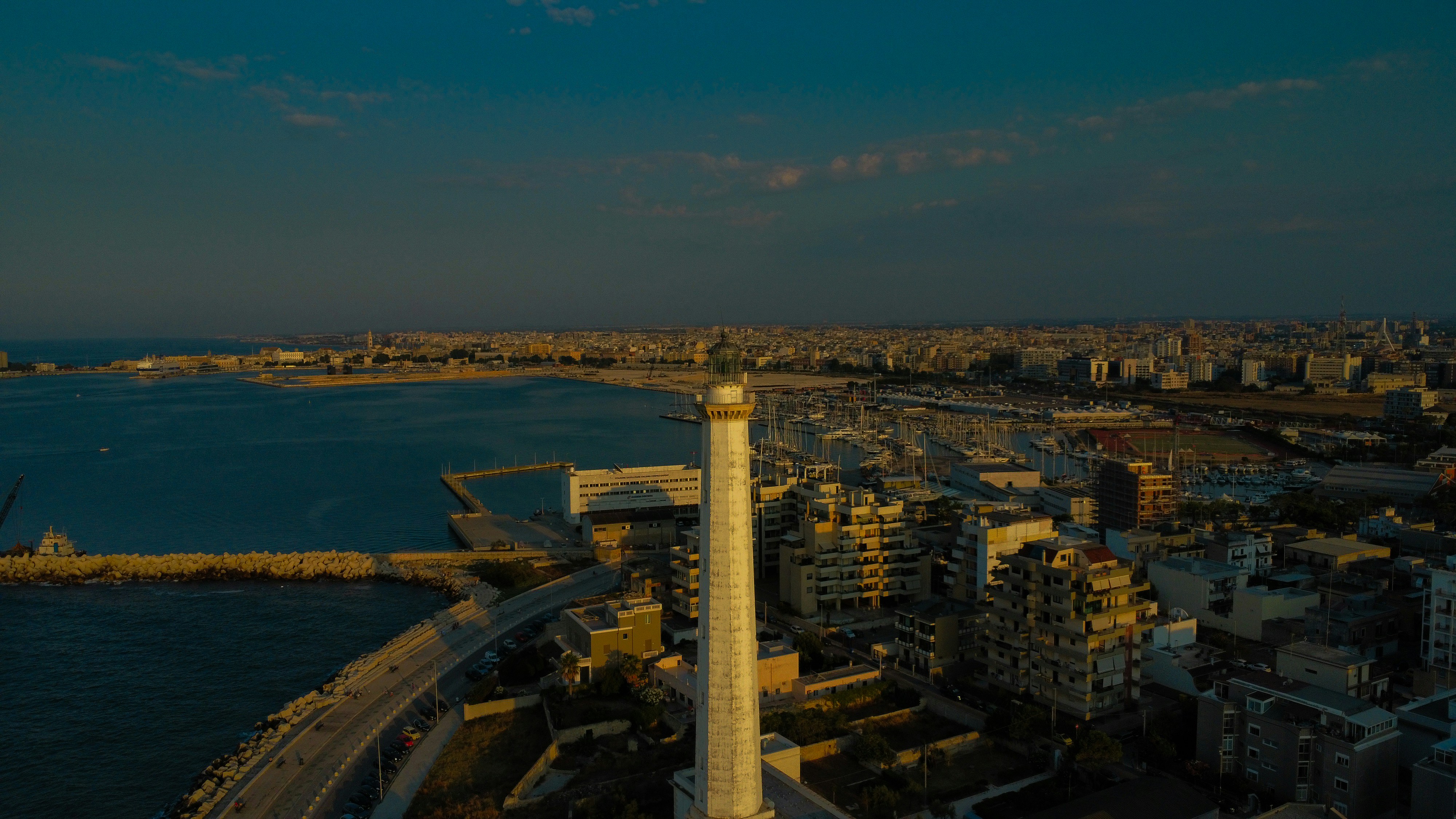 An aerial view of a city and a body of water photo – Free Metropolitan ...