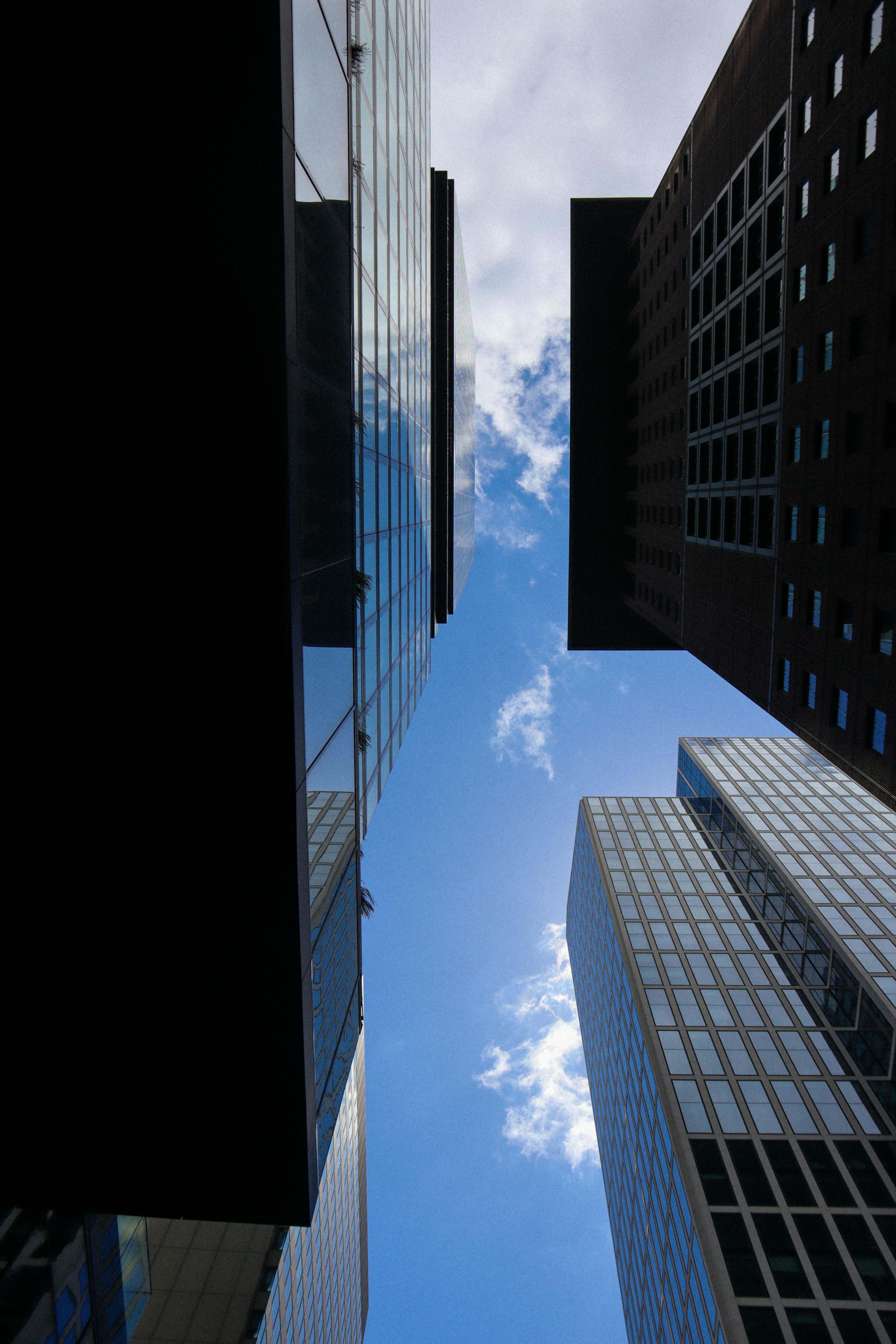 Blick nach oben auf hohe Gebäude in einer Stadt Foto – Kostenloses Bild ...