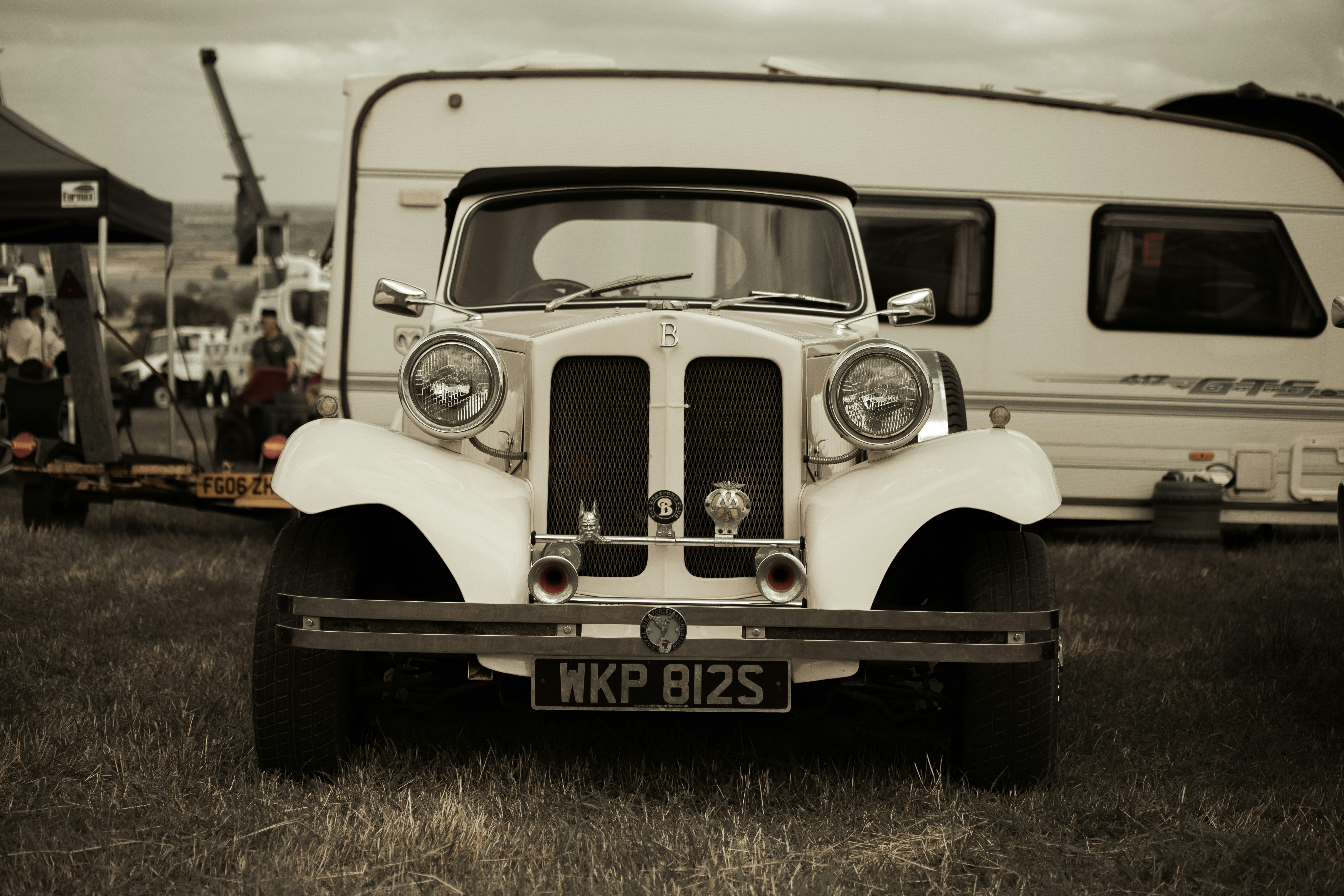 Front-Row Classic: A Vintage Bentley Grille Quietly Reposes at a Caravan Rally