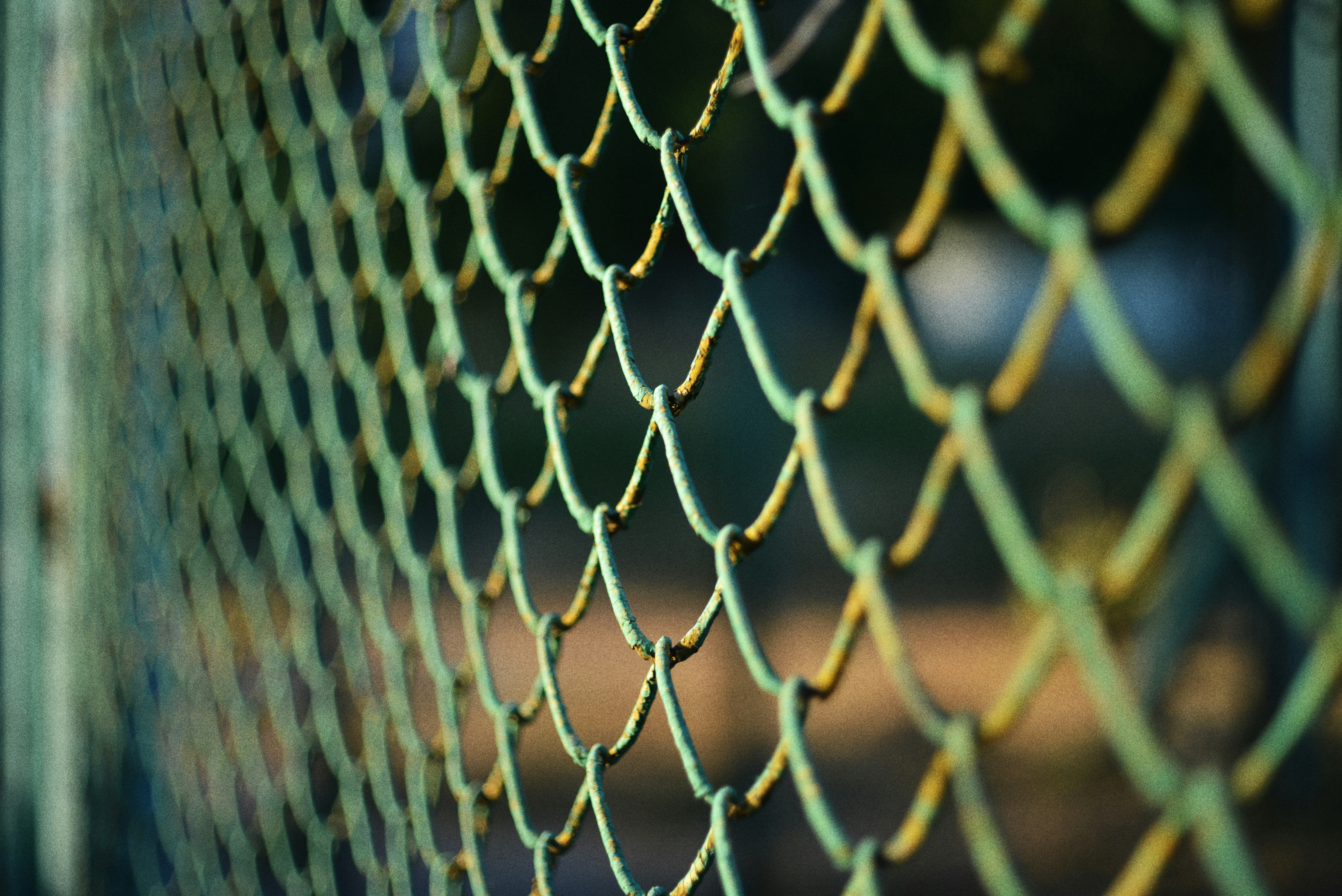 A close up of a chain link fence photo – Free Kyiv Image on Unsplash