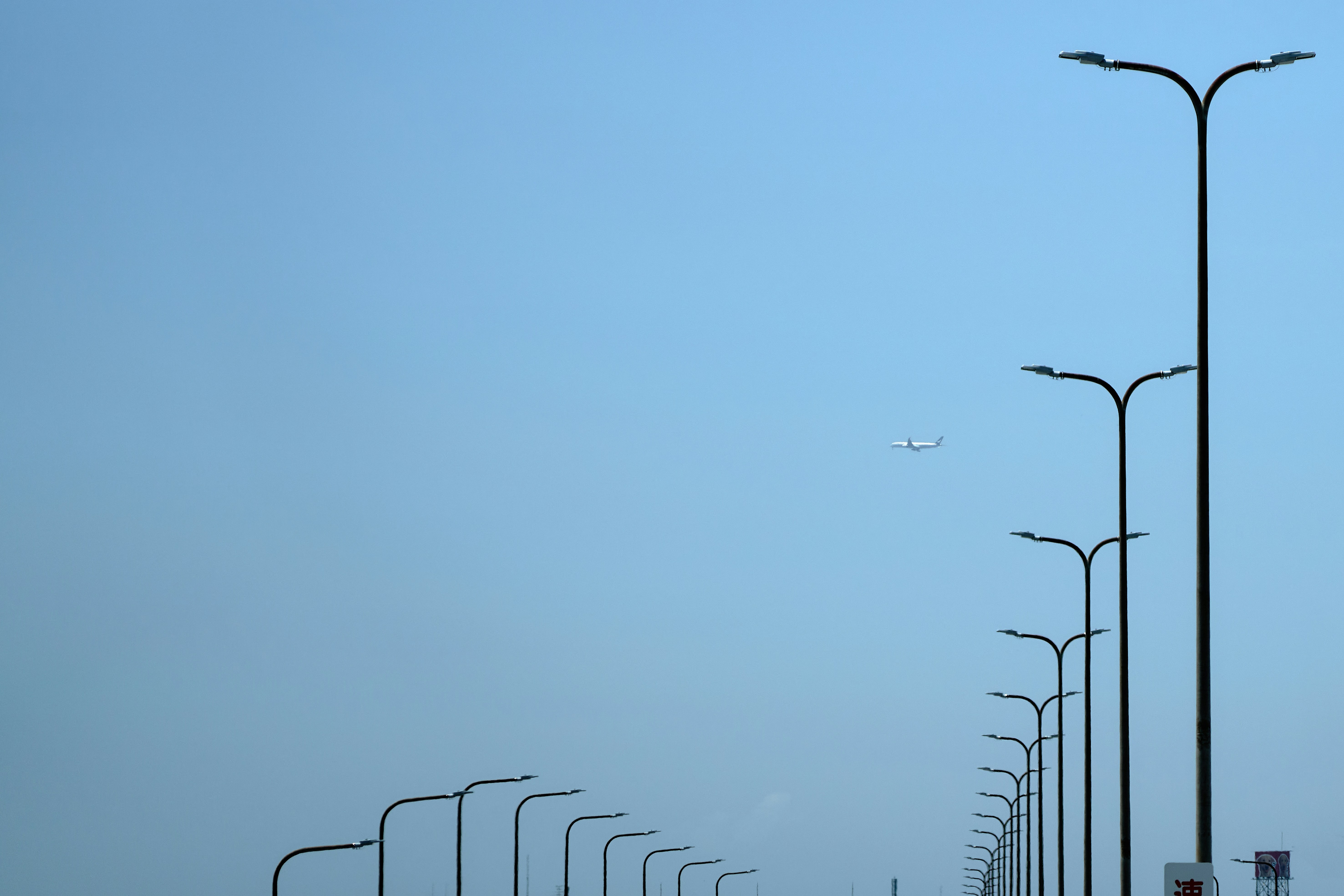Jet over the Lantern Alley: Converging Streetlamp Line