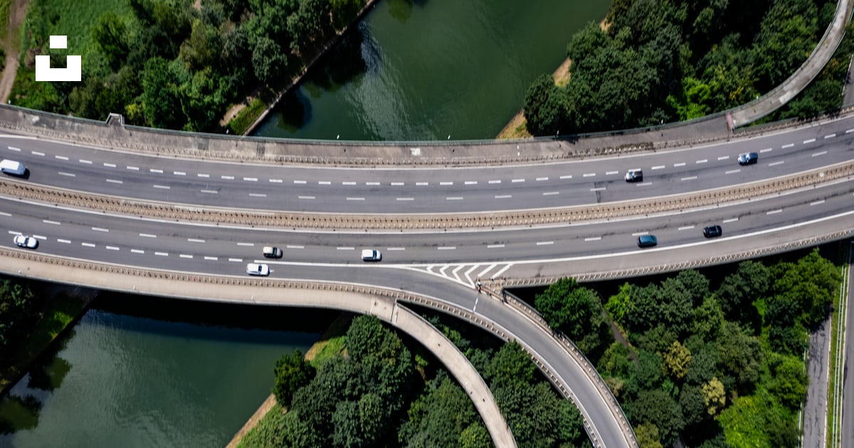 Une vue aérienne d’une autoroute et d’une rivière photo – Image ... Une vue aérienne d’une autoroute et d’une rivière photo – Image ...