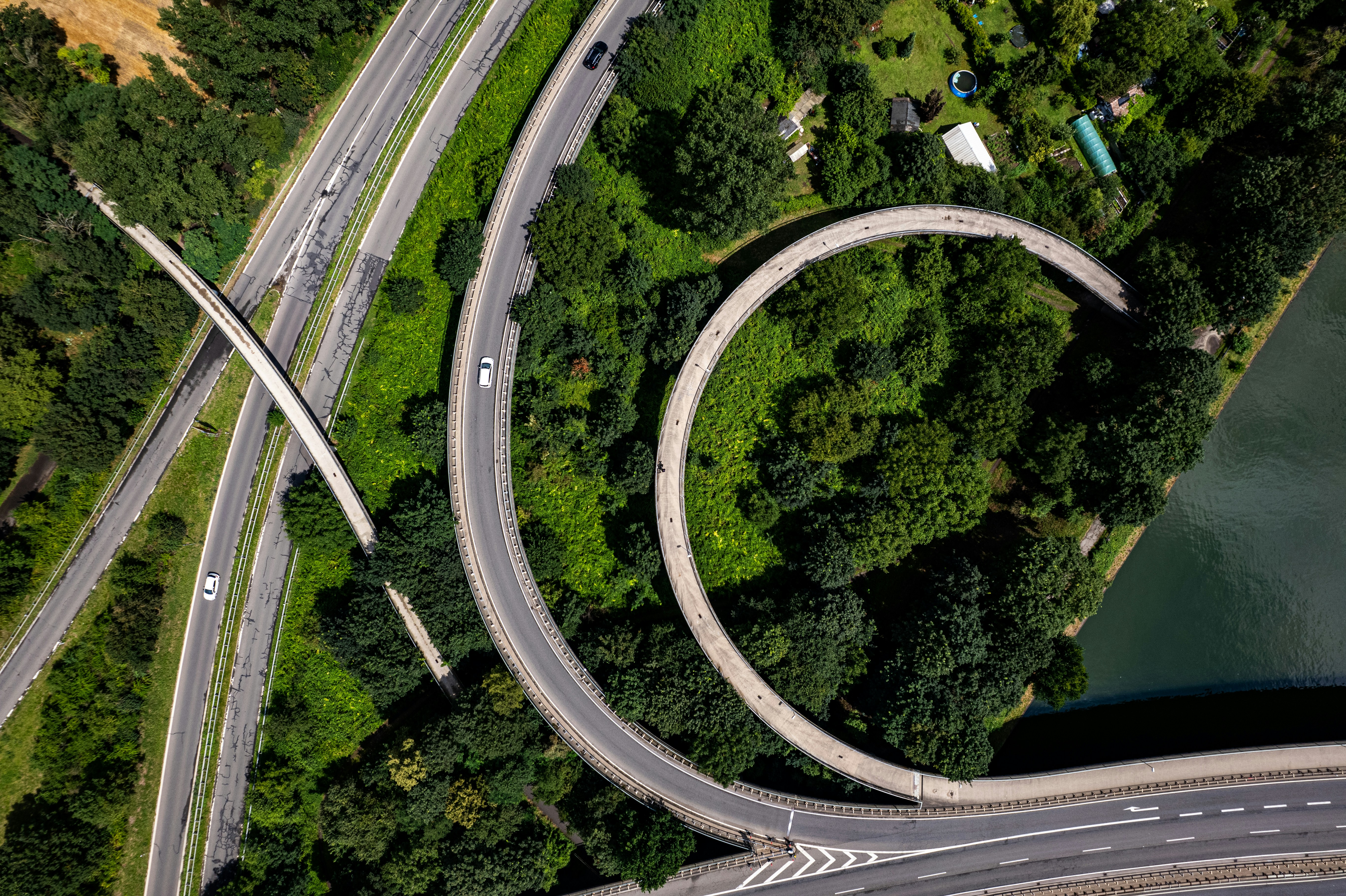 An aerial view of a highway with a curve in the road photo – Free ...
