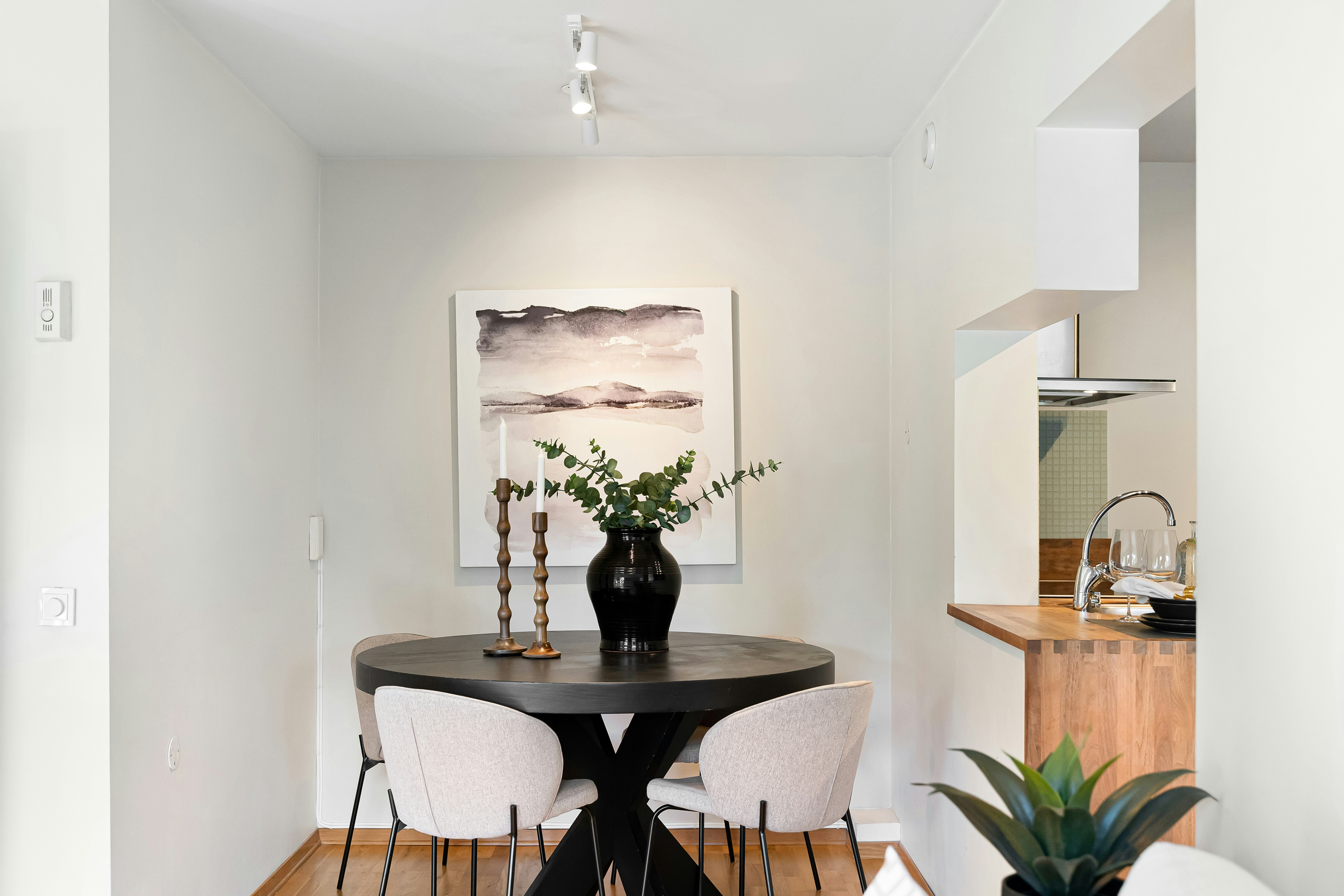 A dining room with a table and chairs photo – Free Table Image on Unsplash