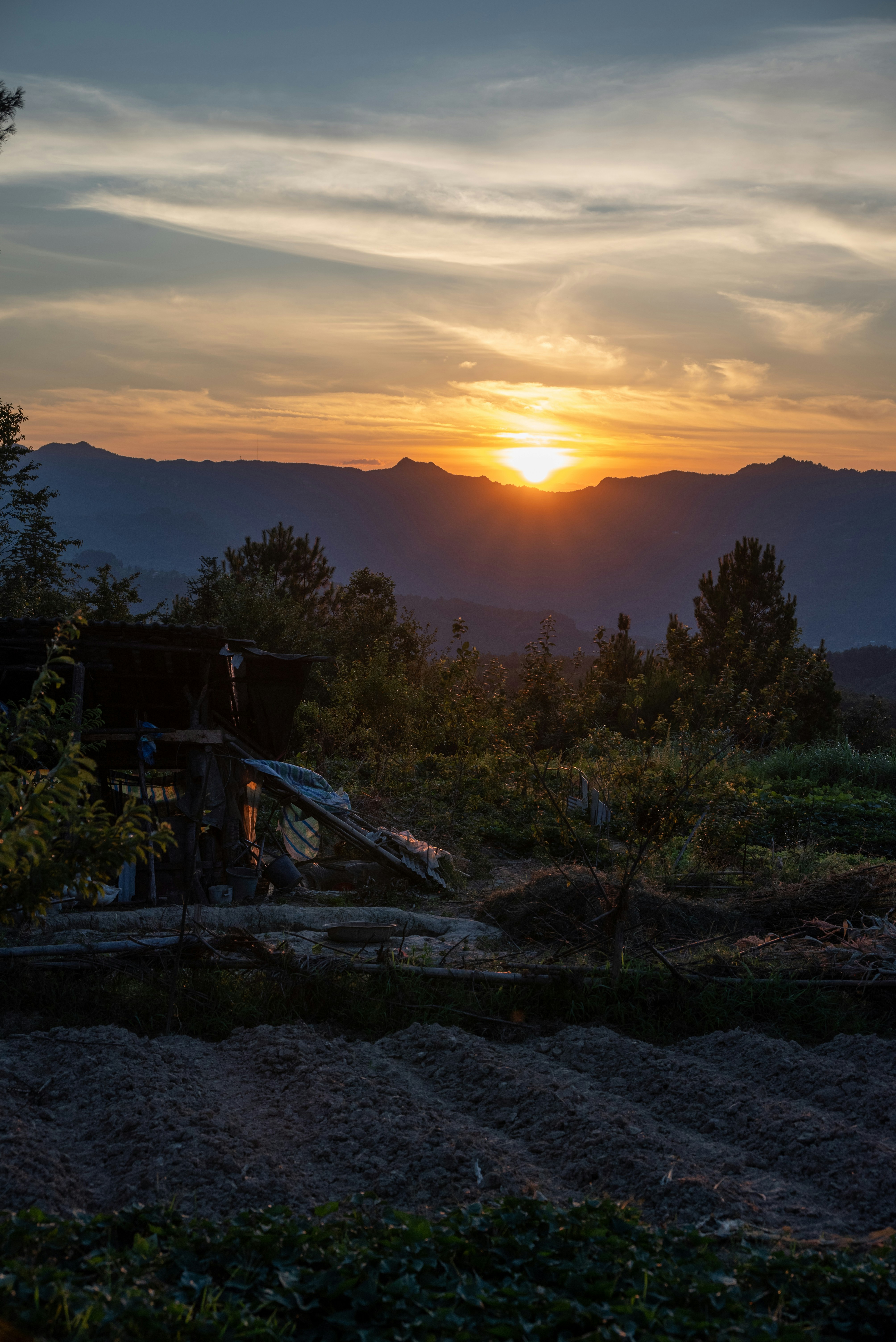 Dusk on the Ridge: The Sun Quietly Sinks Behind a Silhouette of Hills
