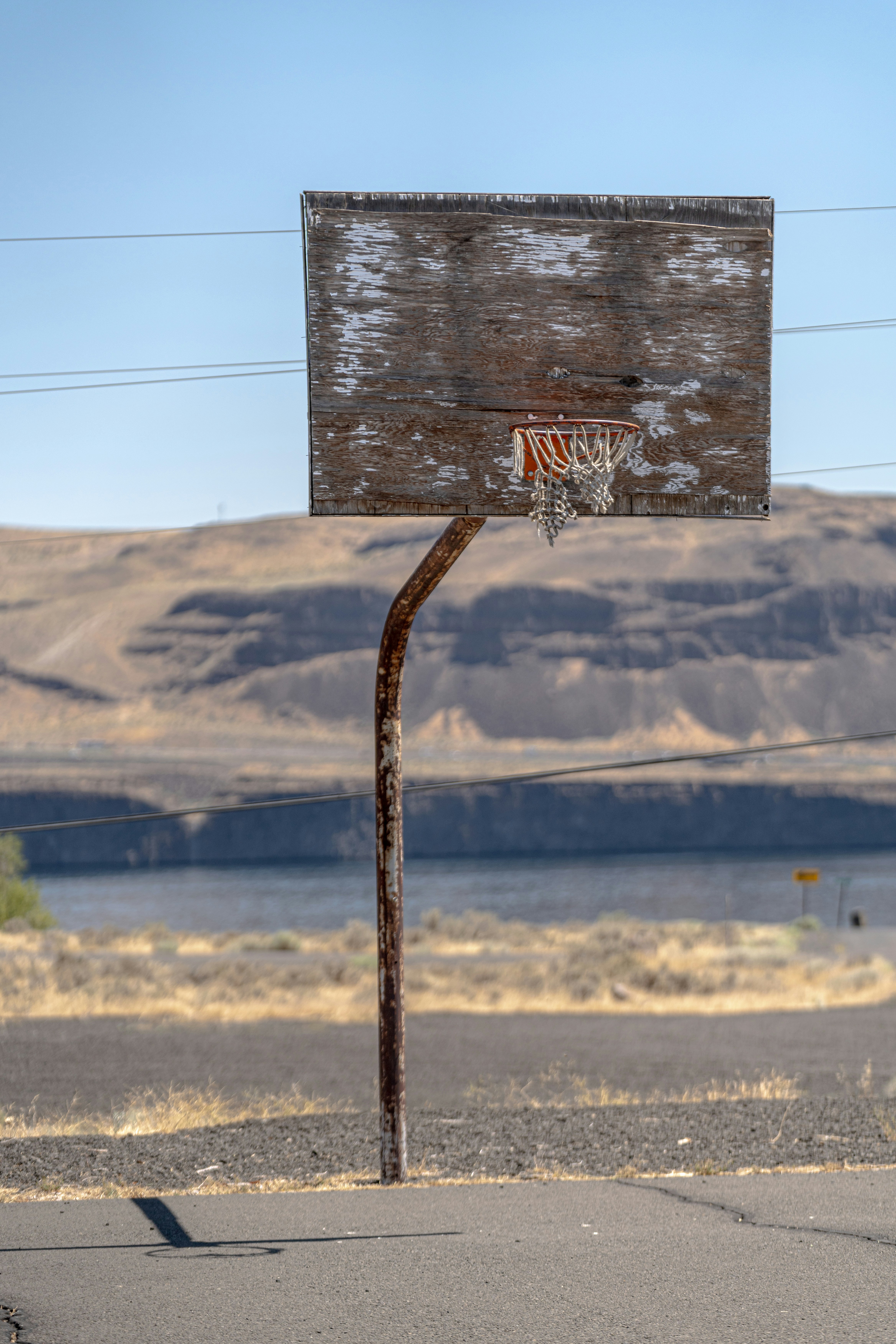Desolate Hoop: Weathered Backboard in a Desert Radio Silence
