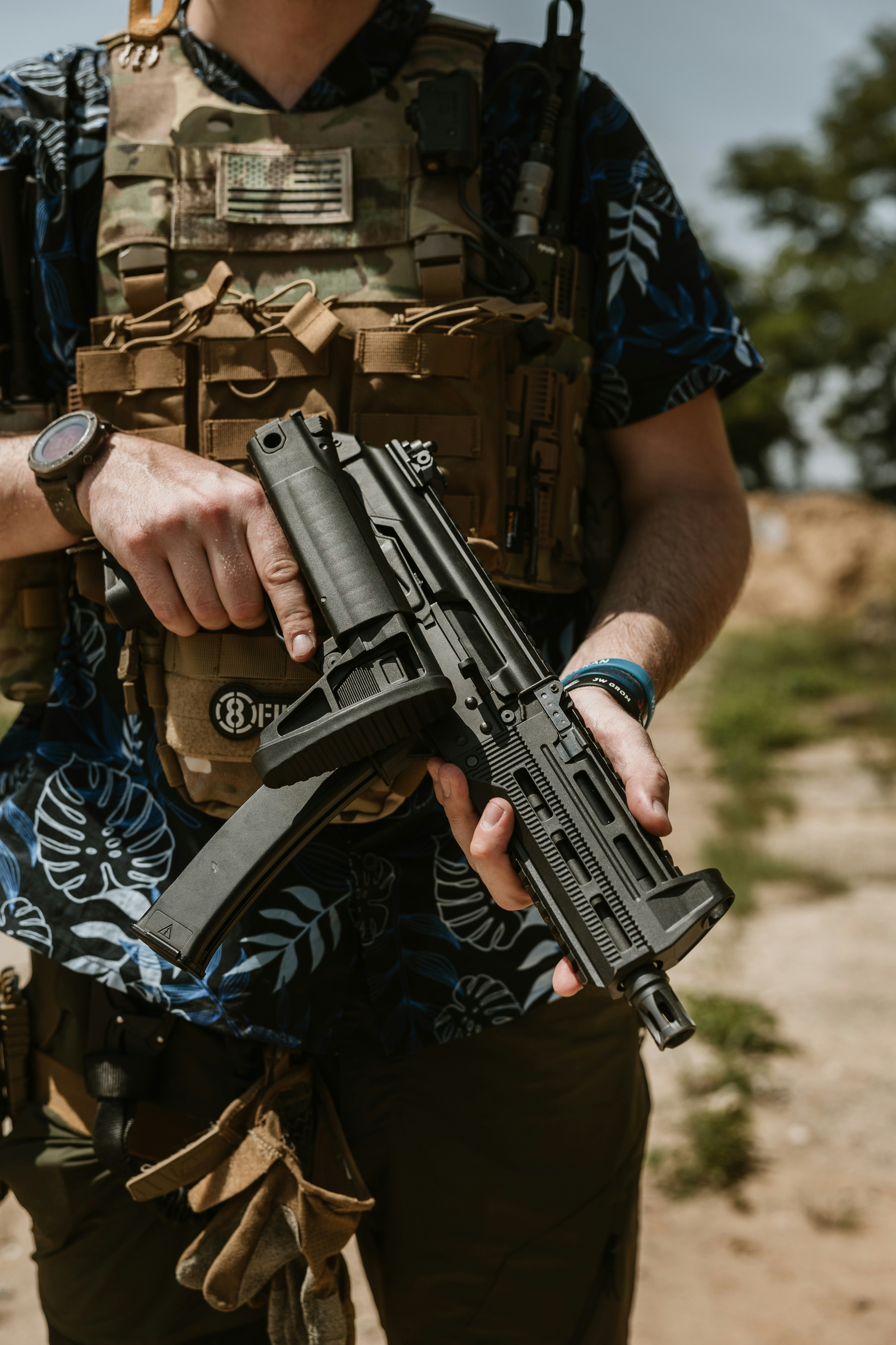 A man with a gun in his hand photo – Free Forteczna Image on Unsplash