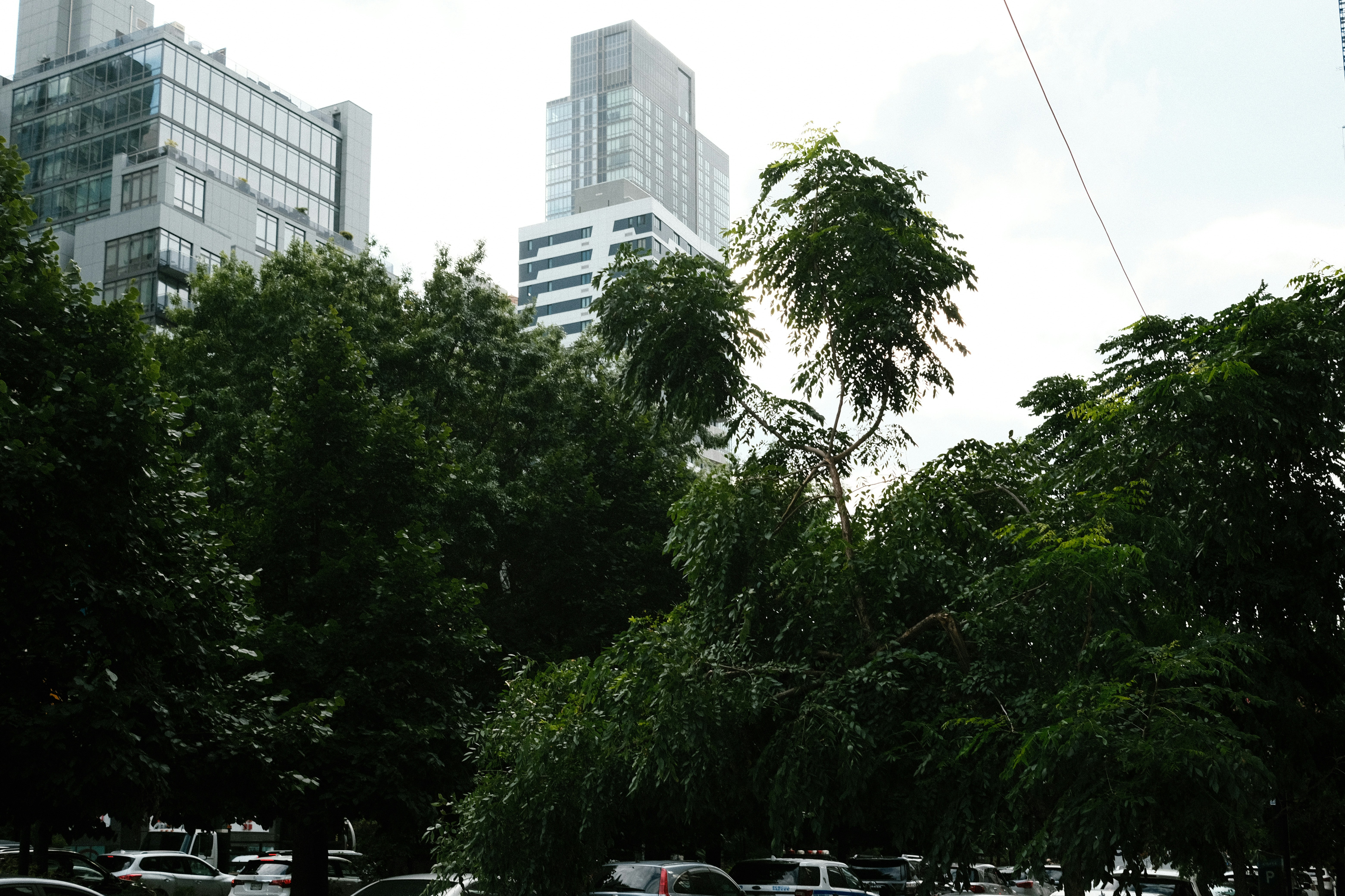 A city street filled with lots of traffic next to tall buildings