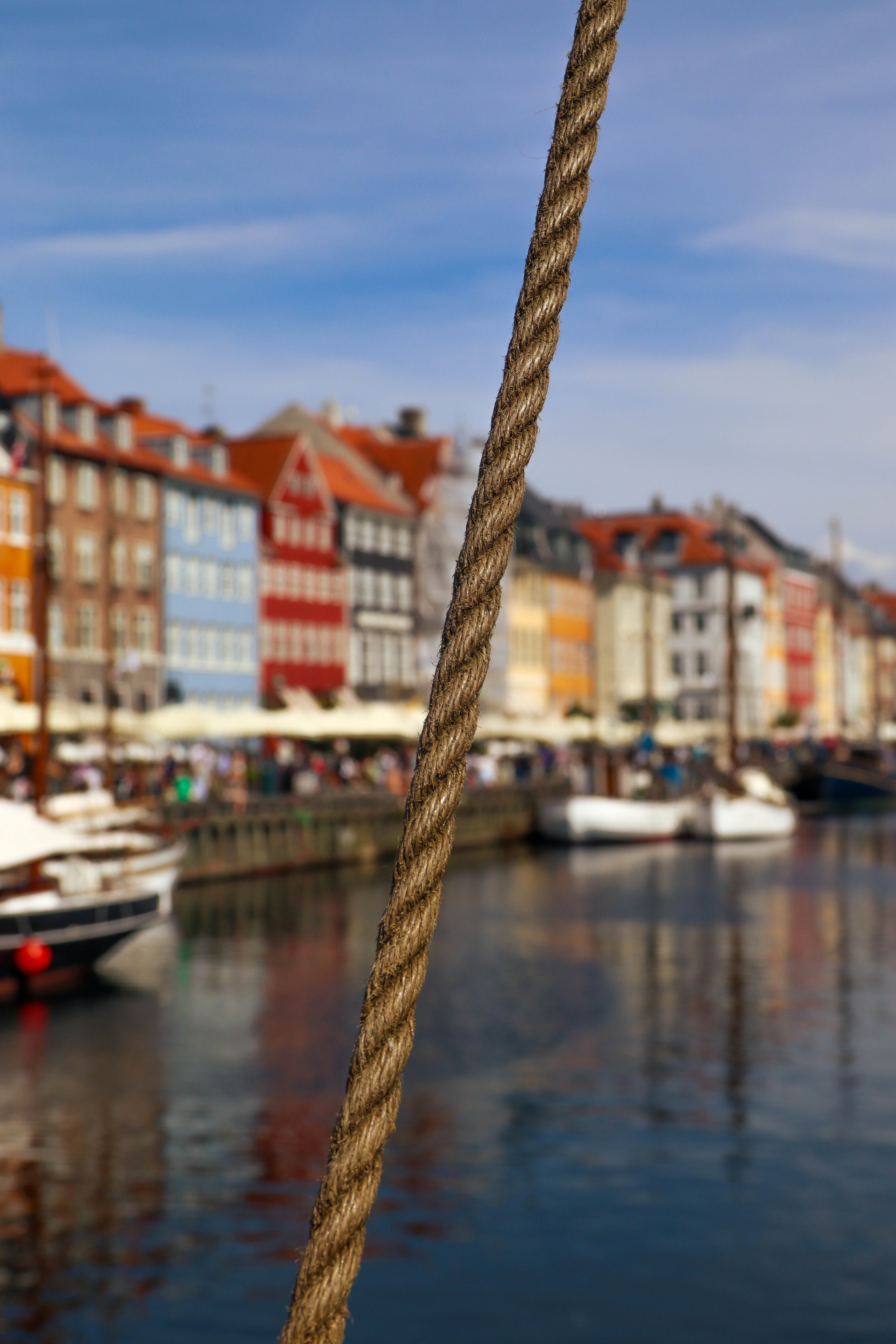A rope hanging from the side of a boat in a harbor photo – Free City ...