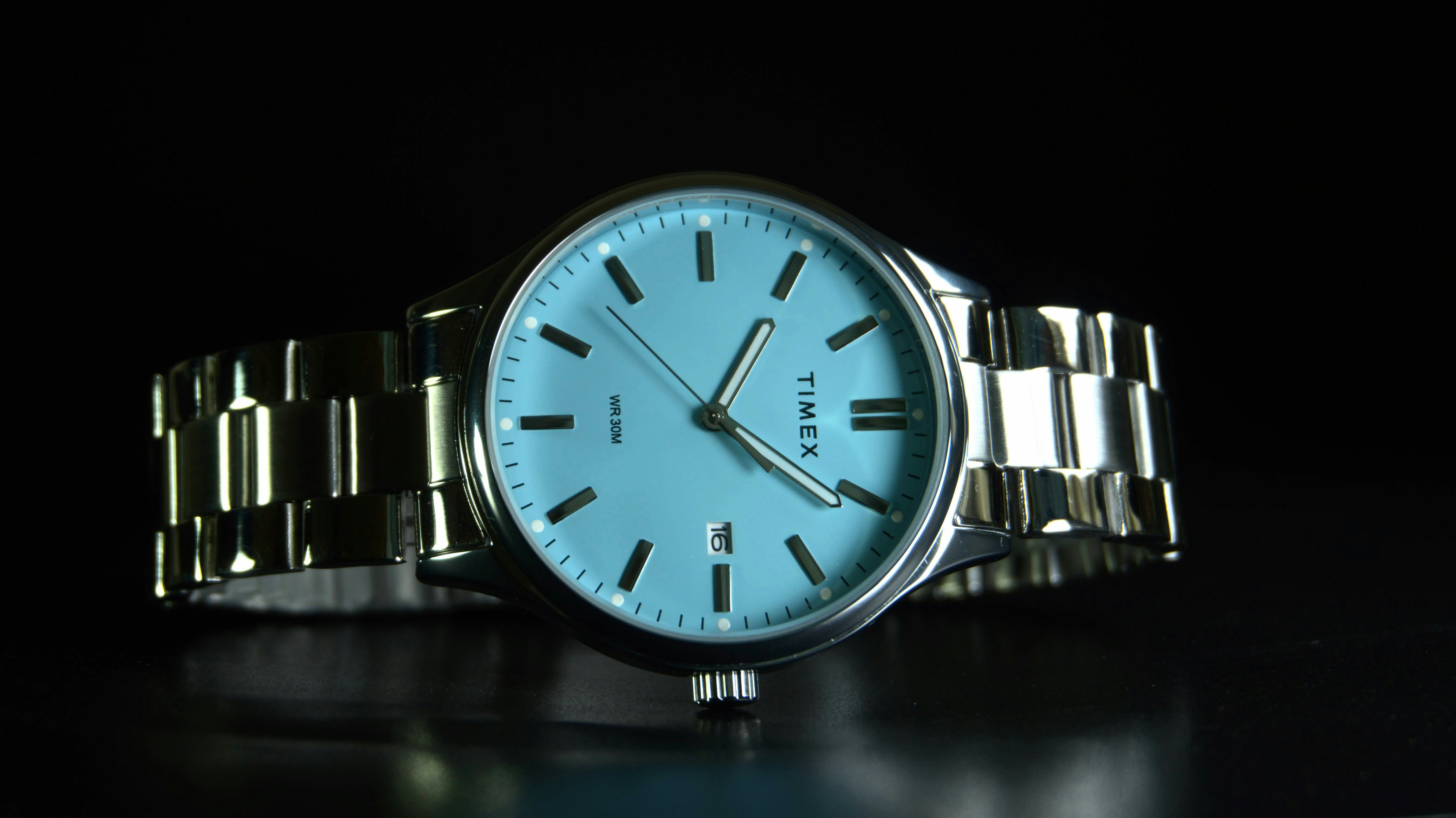 A watch sitting on top of a table photo – Free Watch Image on Unsplash