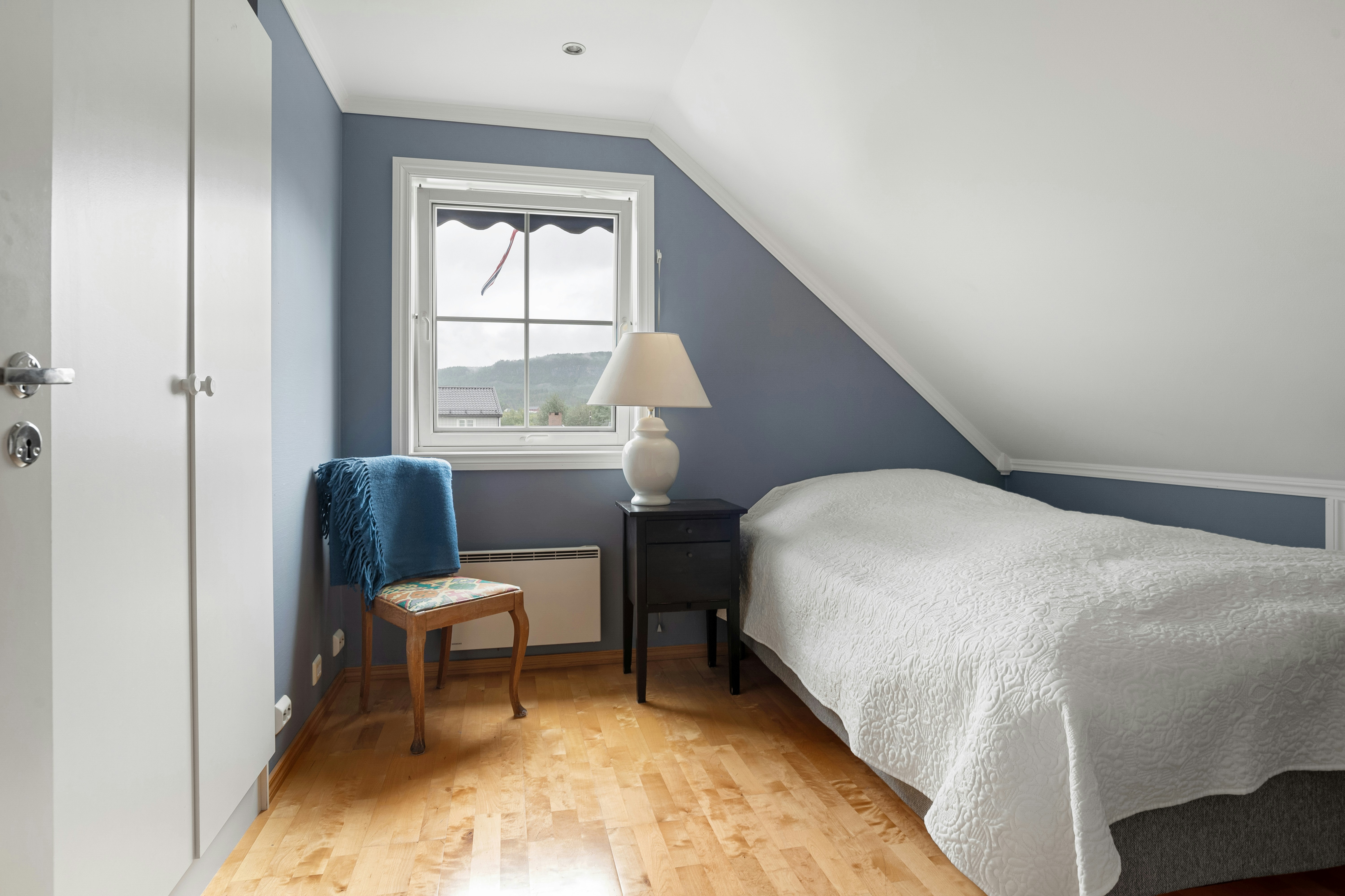 A bedroom with blue walls and a white bed photo – Free House Image on ...