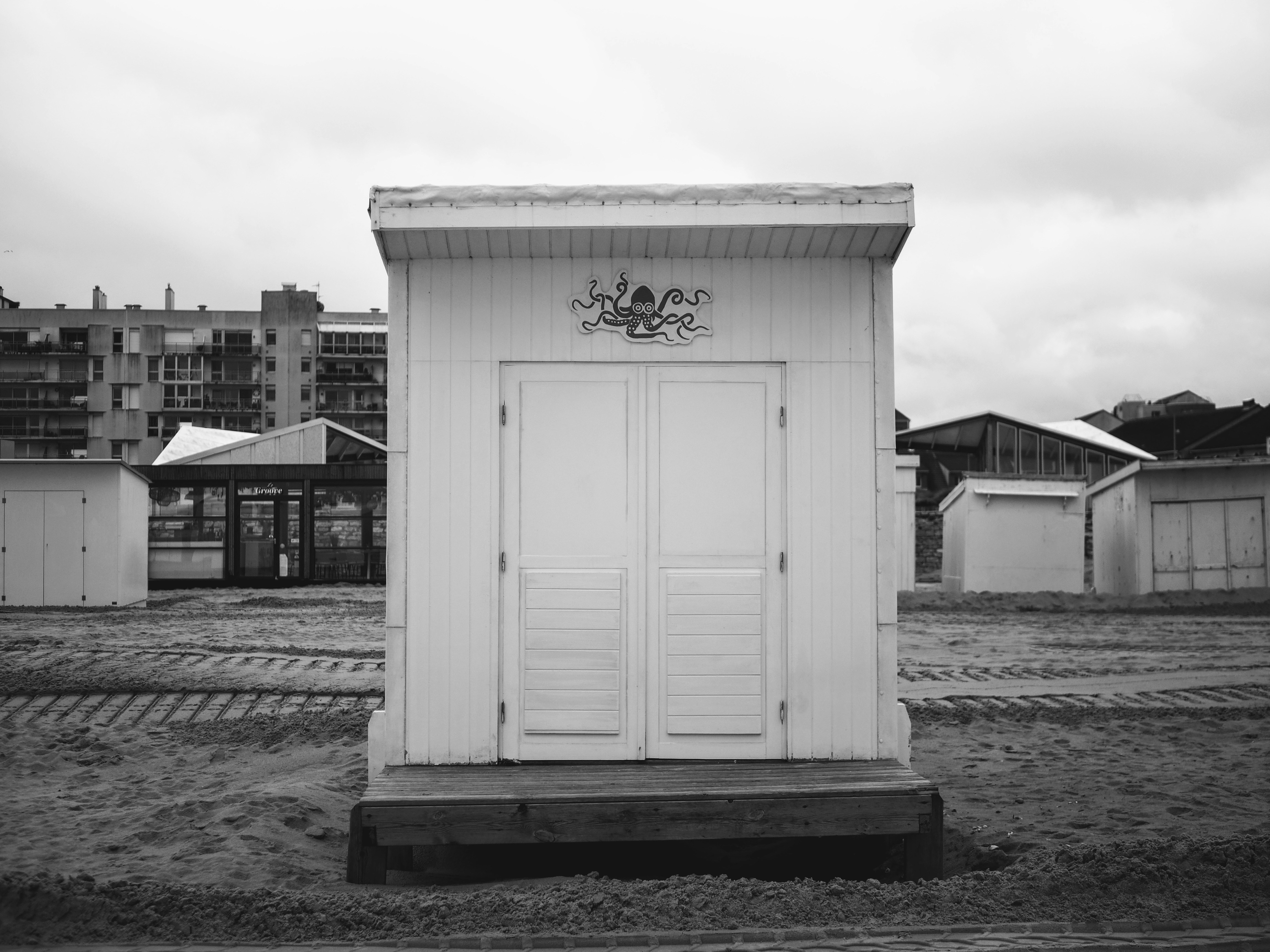 Una foto en blanco y negro de una pequeña letrina foto – Imagen de ...
