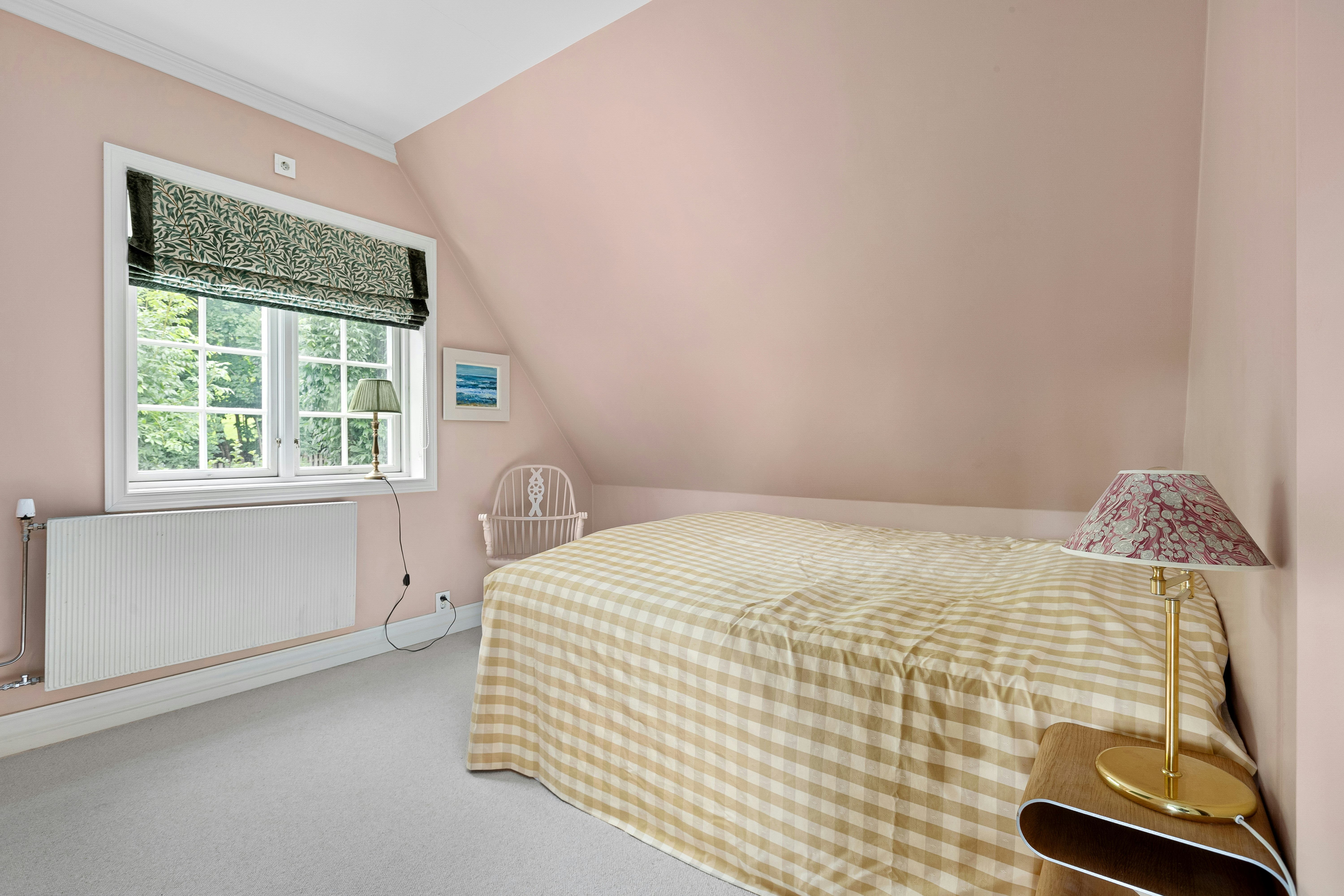 A bedroom with pink walls and a bed photo – Free Indoors Image on Unsplash