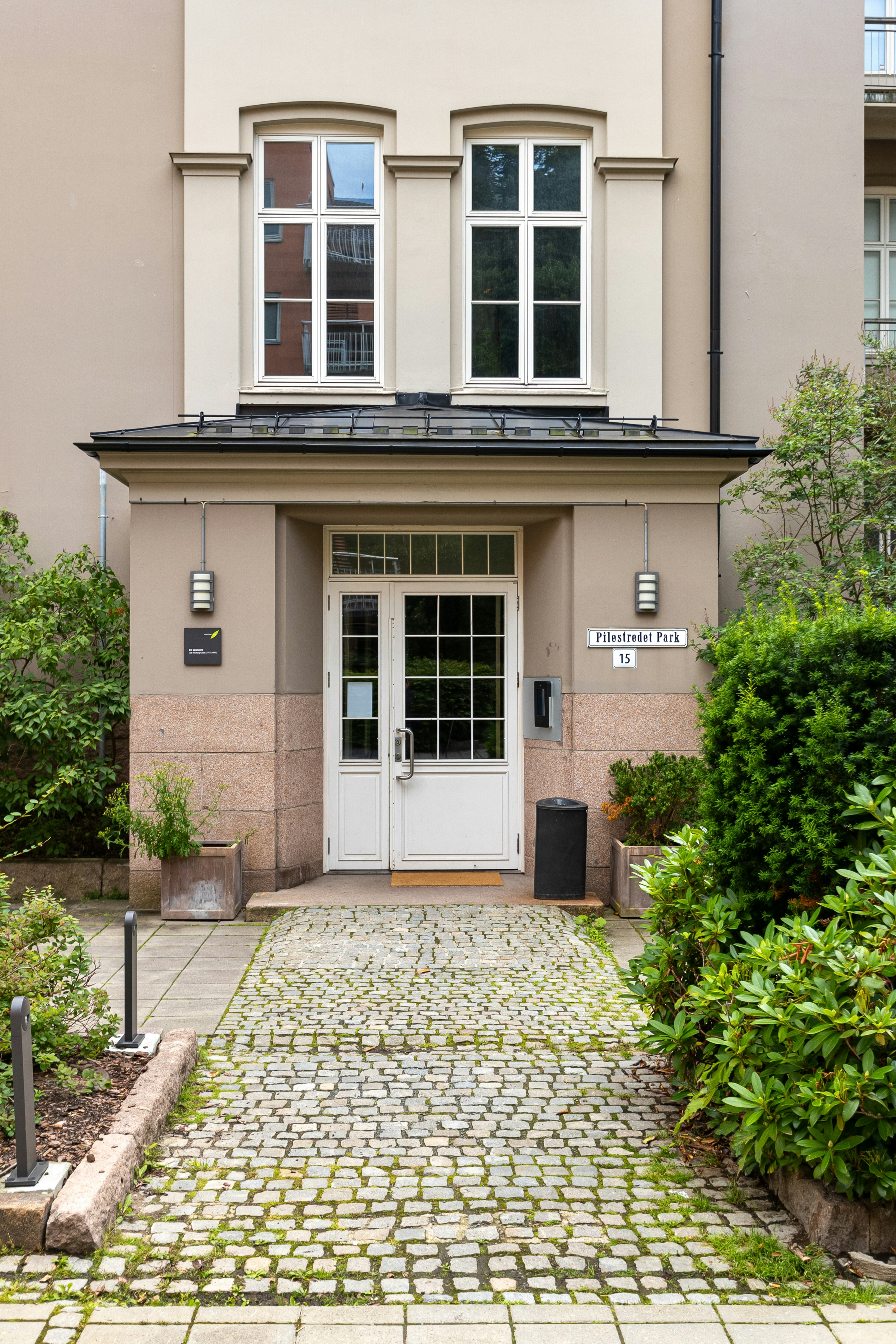 A very big pretty house with a big front door photo – Free Housing ...