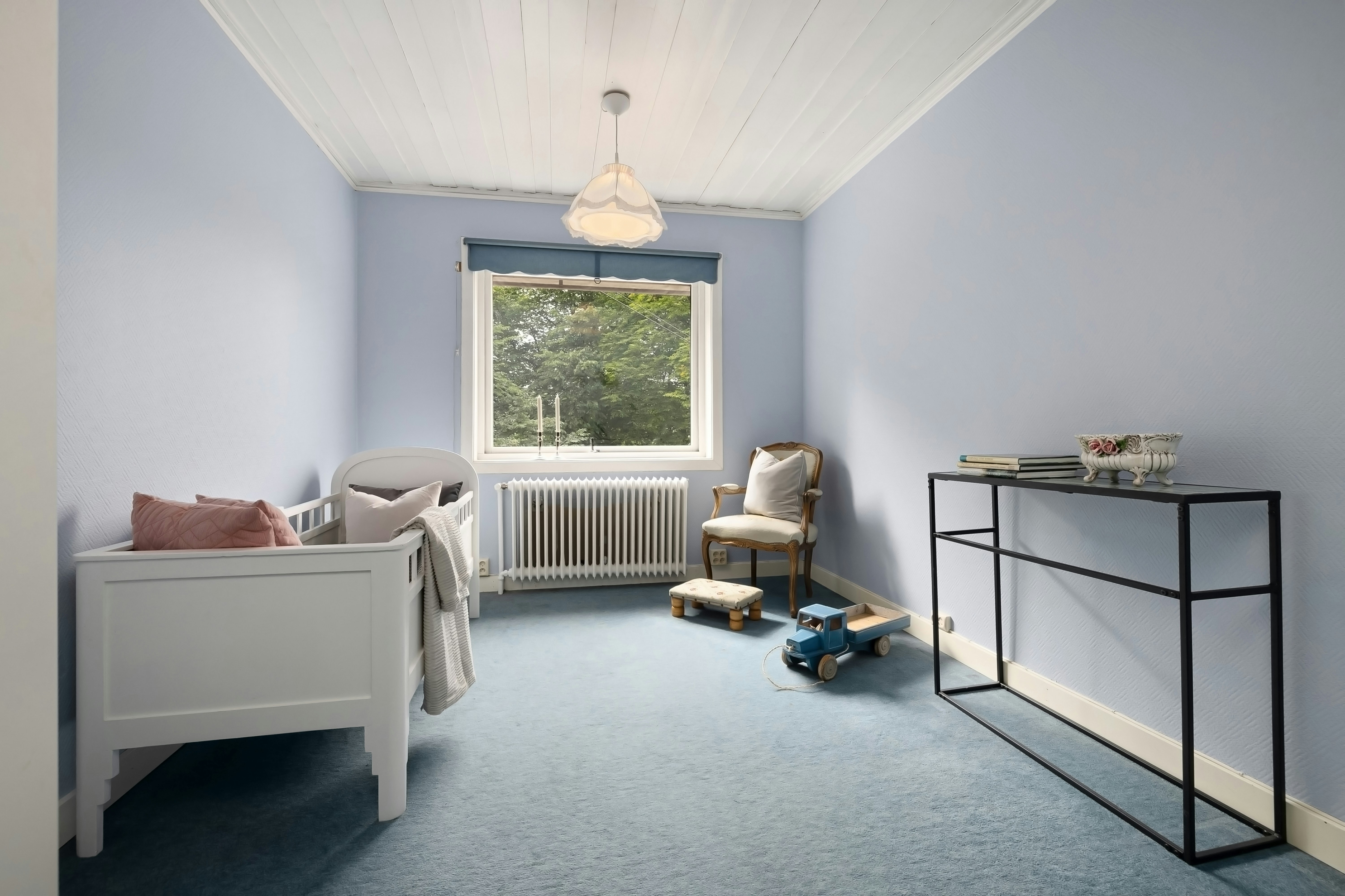 A bedroom with blue walls and a white bed photo – Free Interior design ...