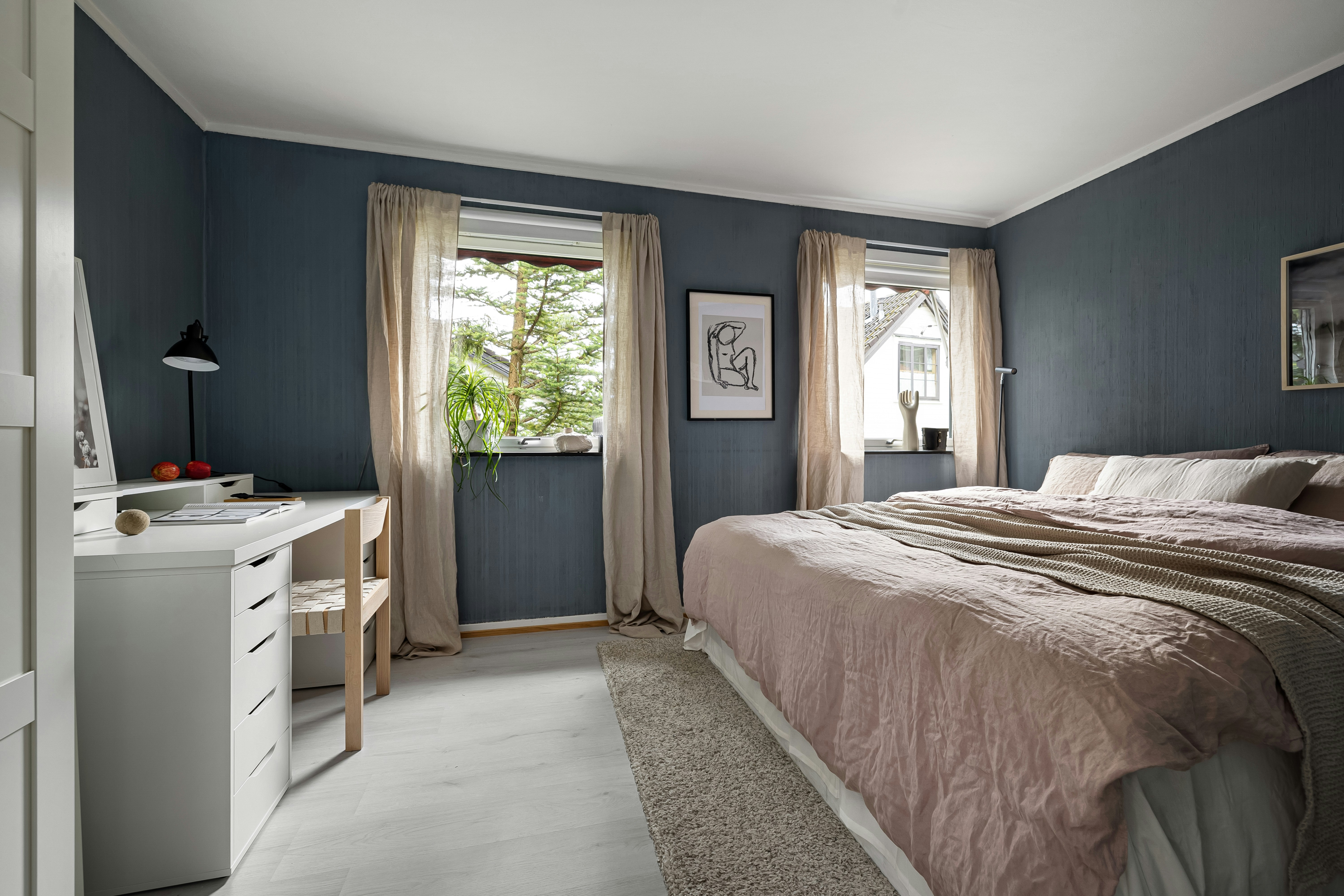 A bedroom with blue walls and a bed photo – Free Indoors Image on Unsplash