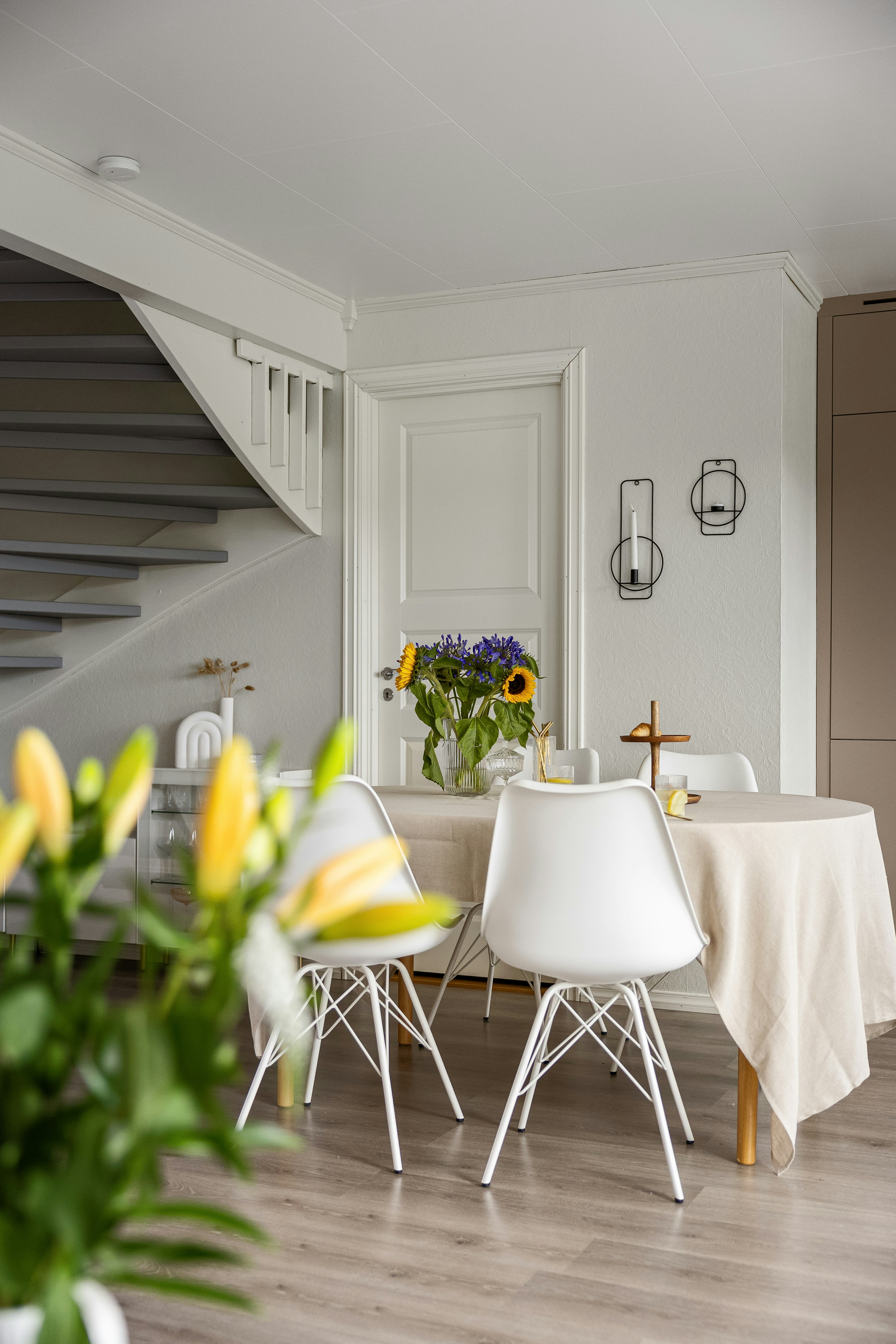 A dining room with a table and chairs photo – Free Interior design ...