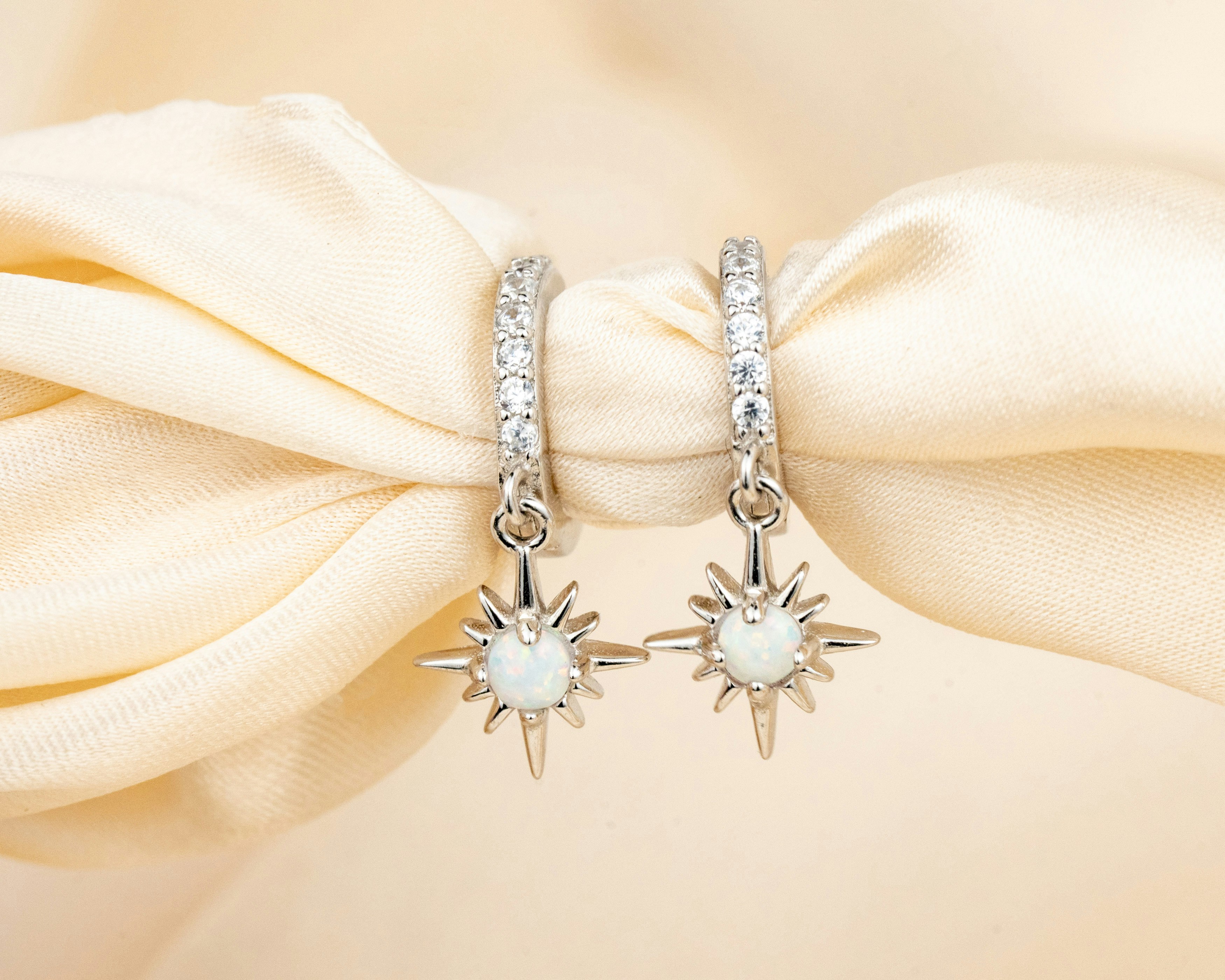 A close up of a pair of earrings photo – Free Jewelry Image on Unsplash