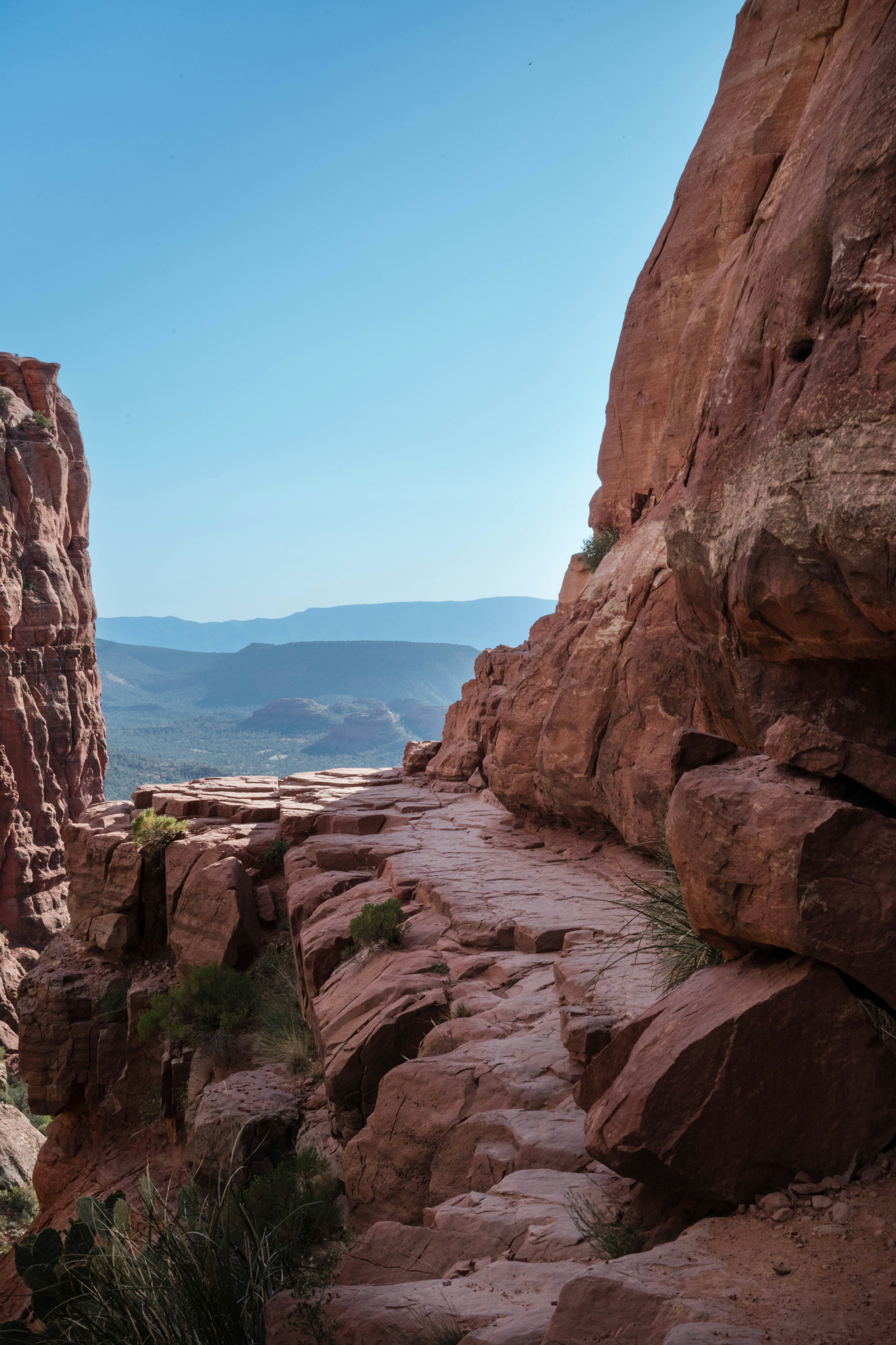 A narrow path between two large rocks in the desert photo – Free ...
