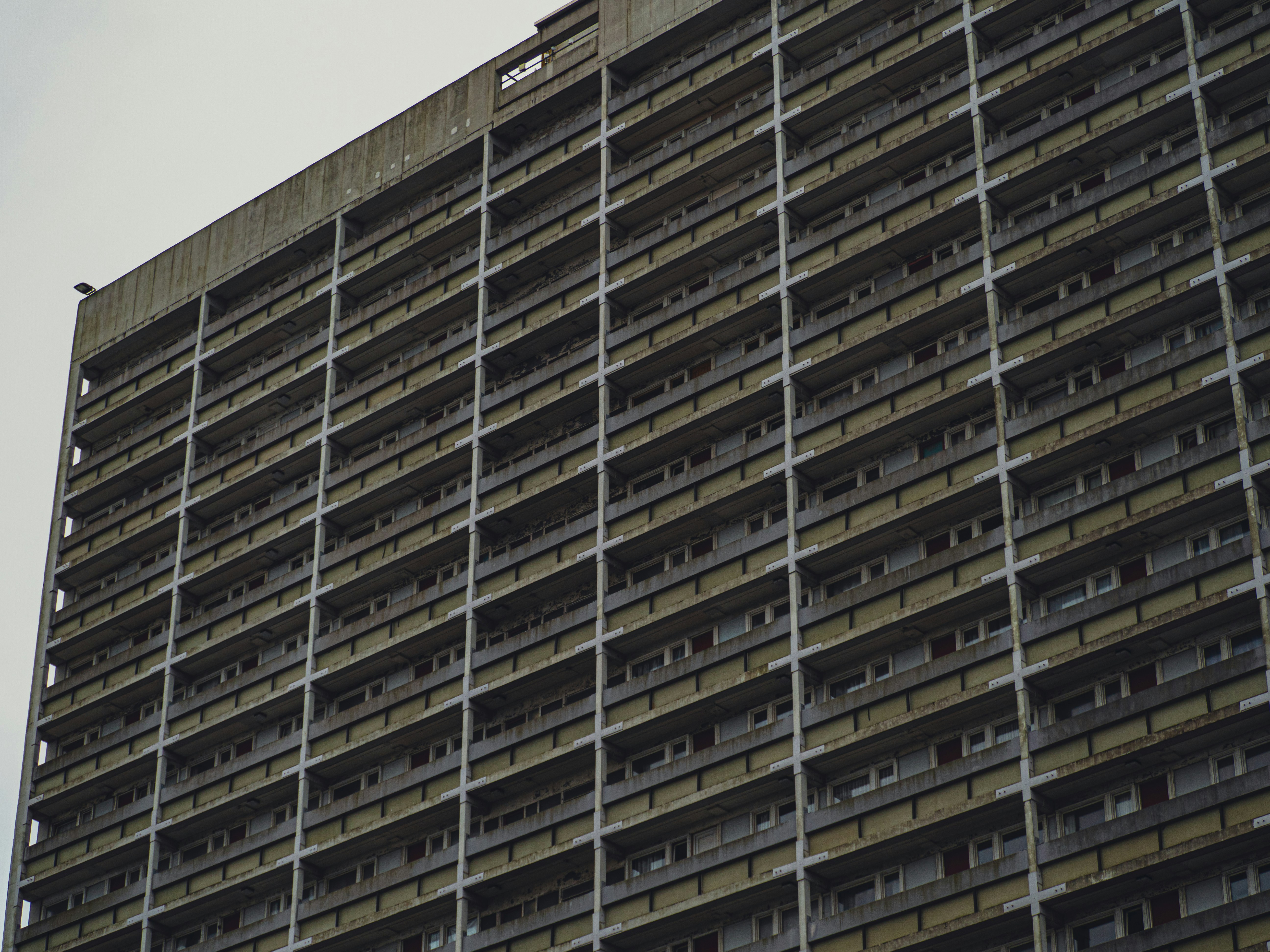 Un edificio muy alto con muchas ventanas foto – Imagen de Aberdeen ...
