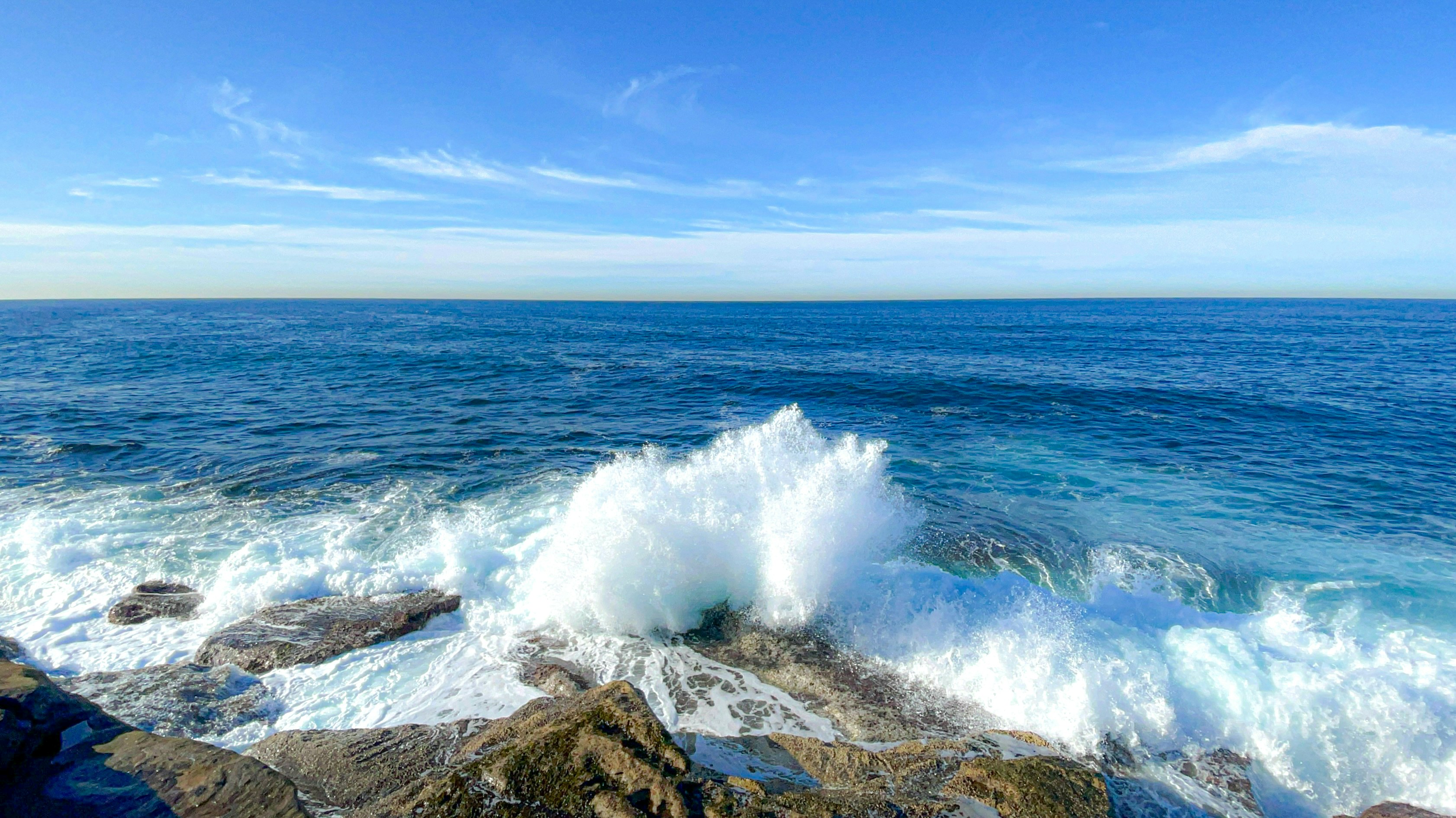 A view of the ocean from a rocky shore photo – Free Beach Image on Unsplash