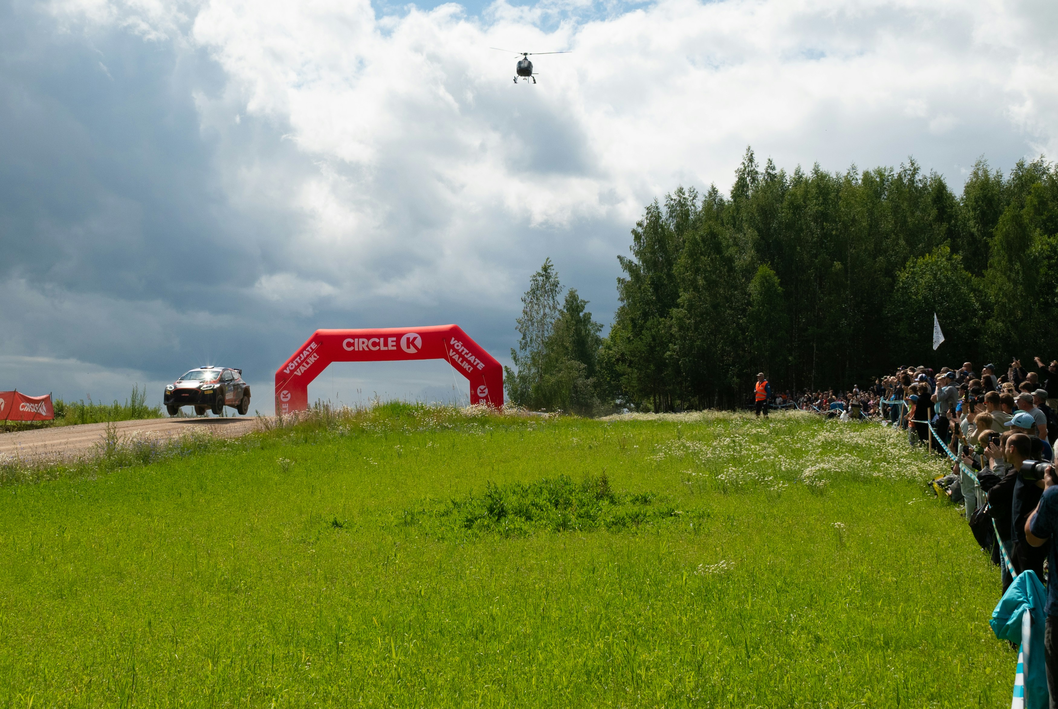 A crowd of people watching a race on a cloudy day photo – Free Rally ...