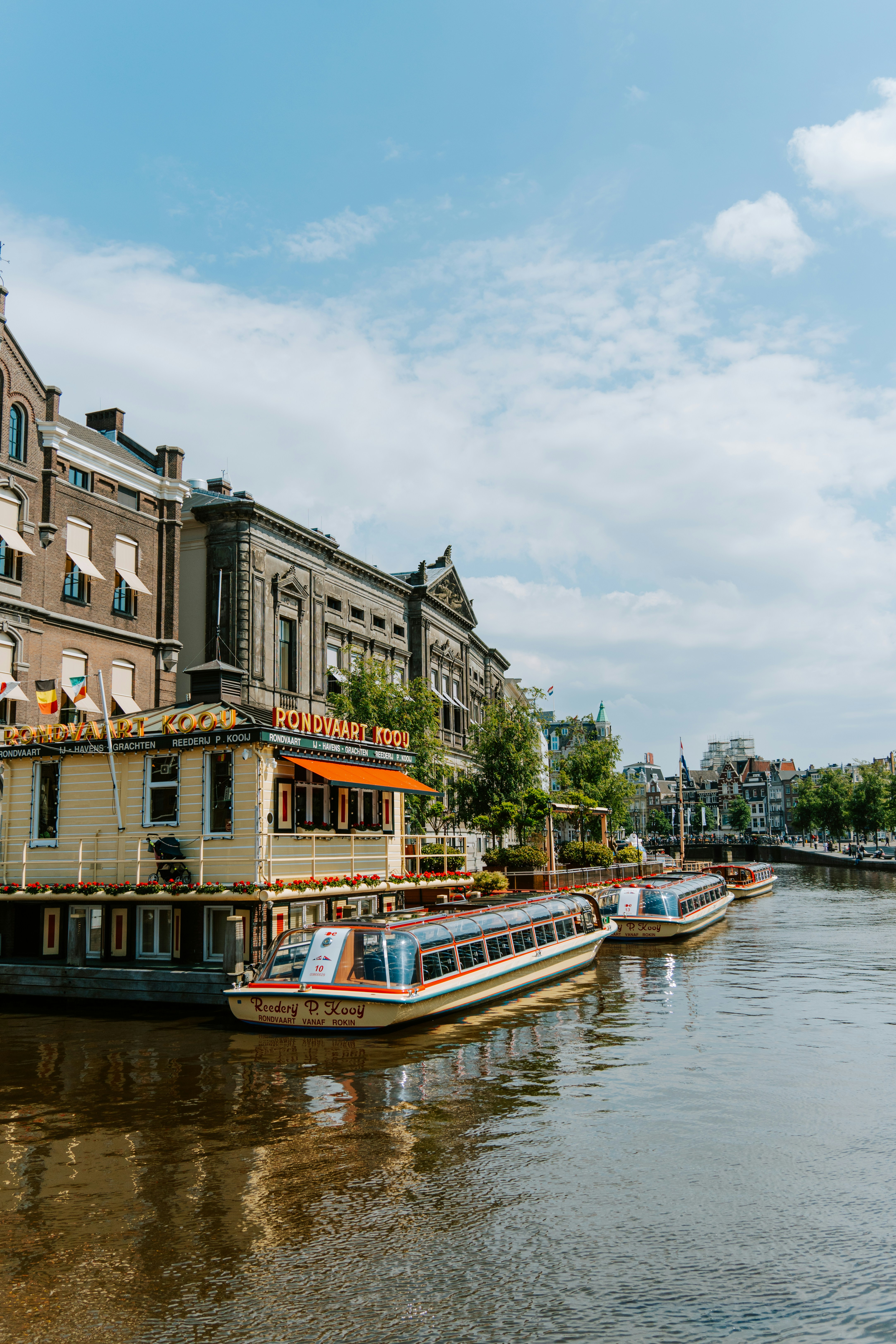 A river filled with lots of boats next to tall buildings photo – Free ...