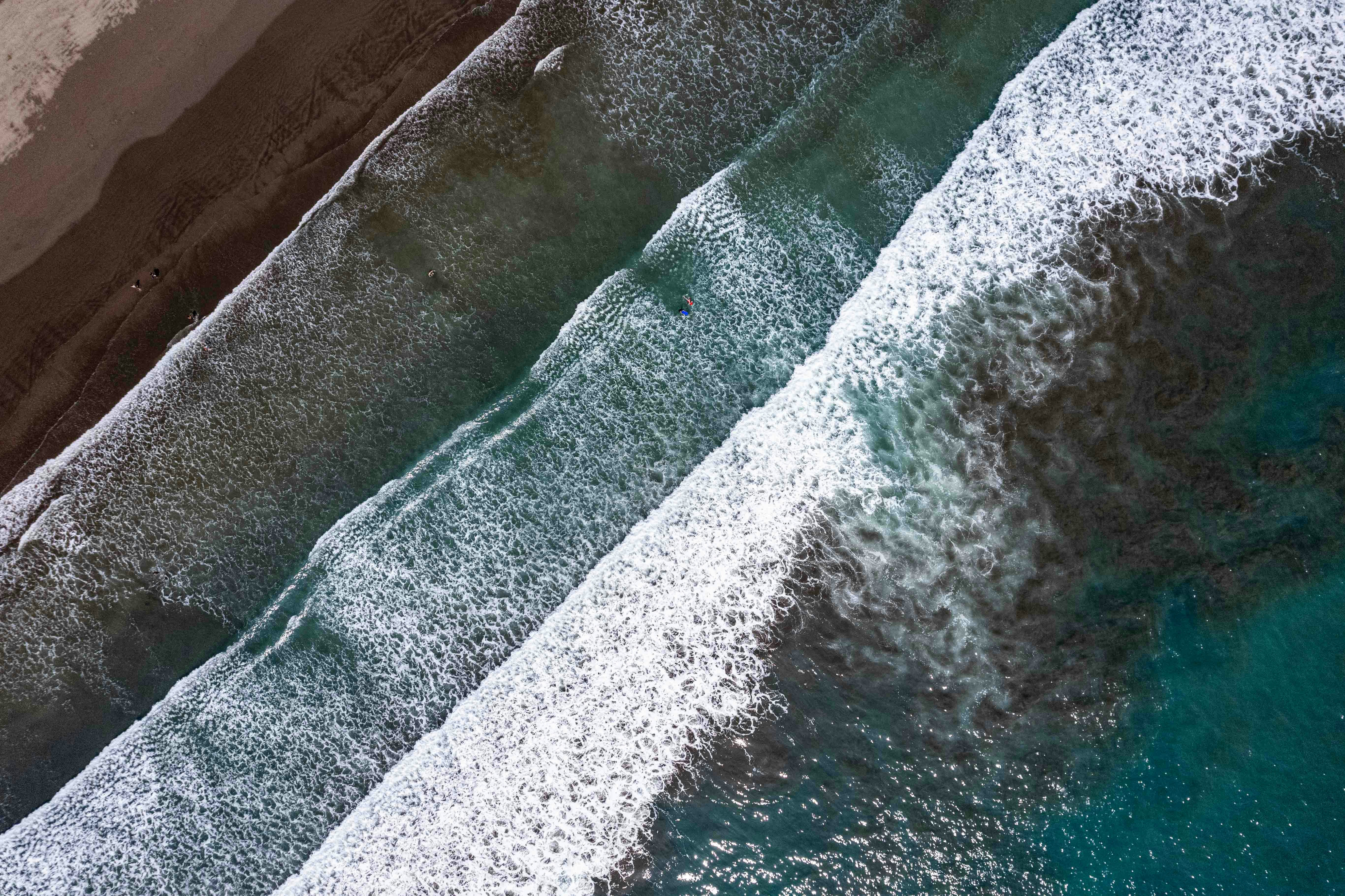 An aerial view of a beach and ocean photo – Free Savegre de aguirre ...