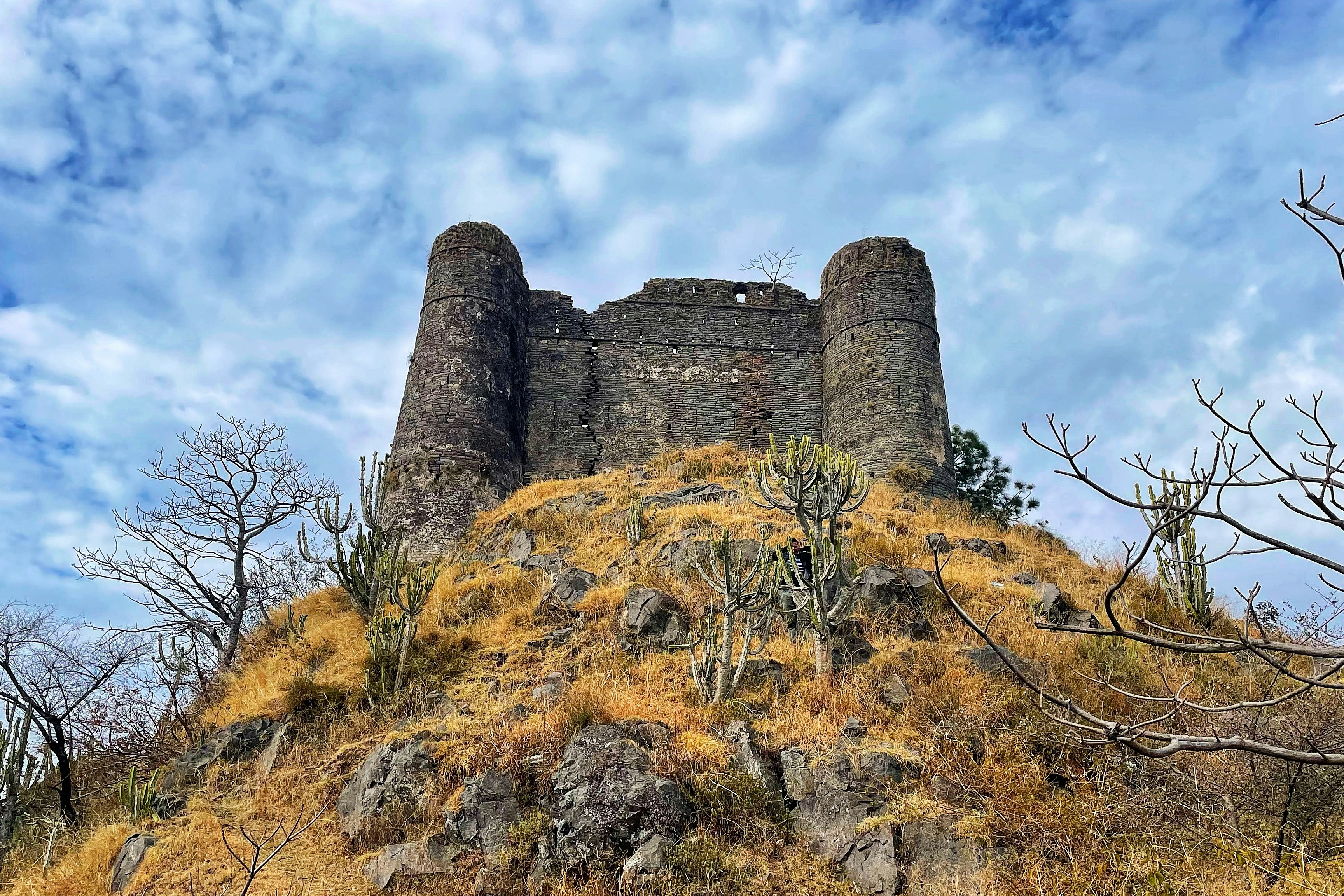 A very tall castle sitting on top of a hill photo – Free Banasar Image ...