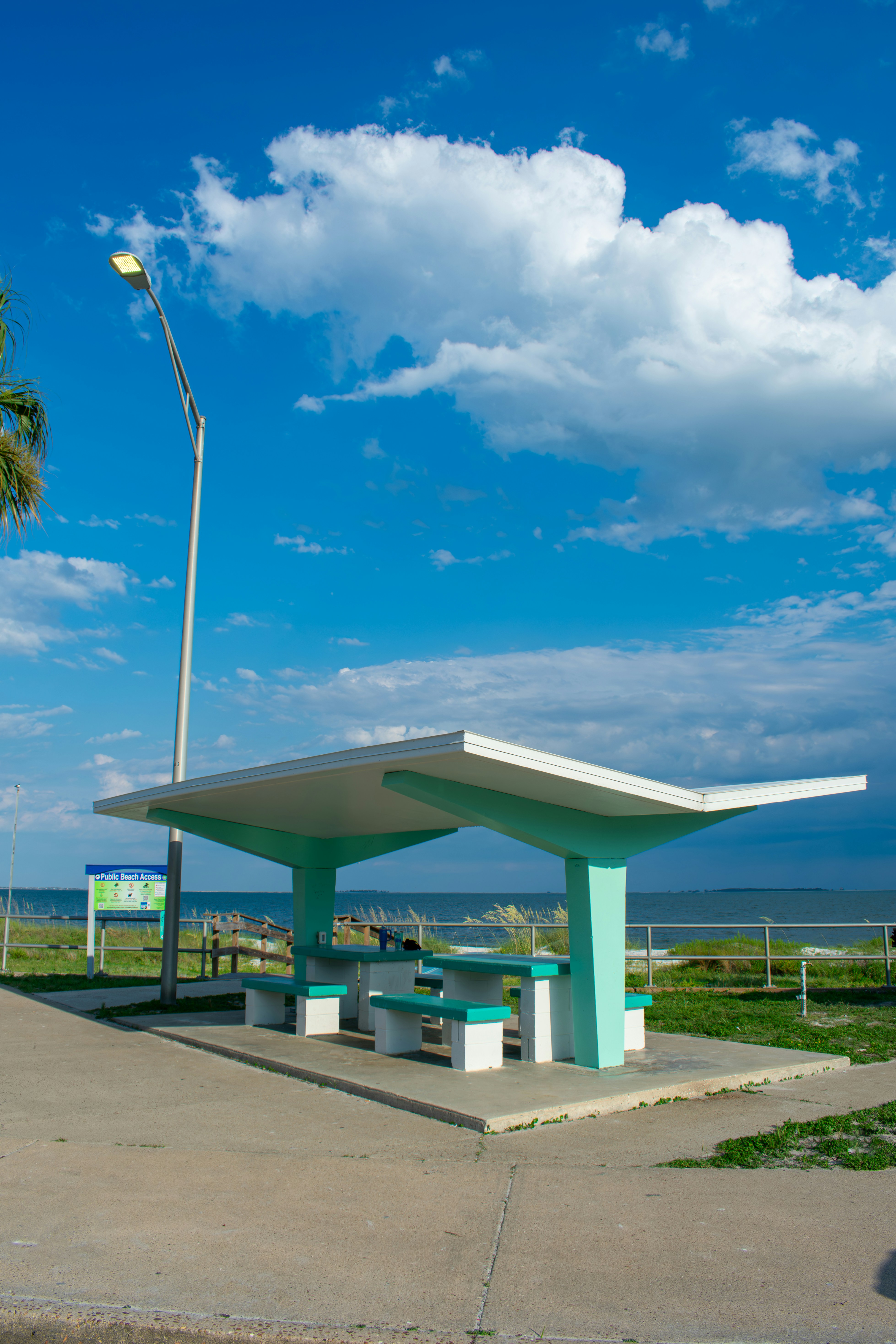 Turquoise Shelter by the Sea: A Quiet Coastal Resting Spot