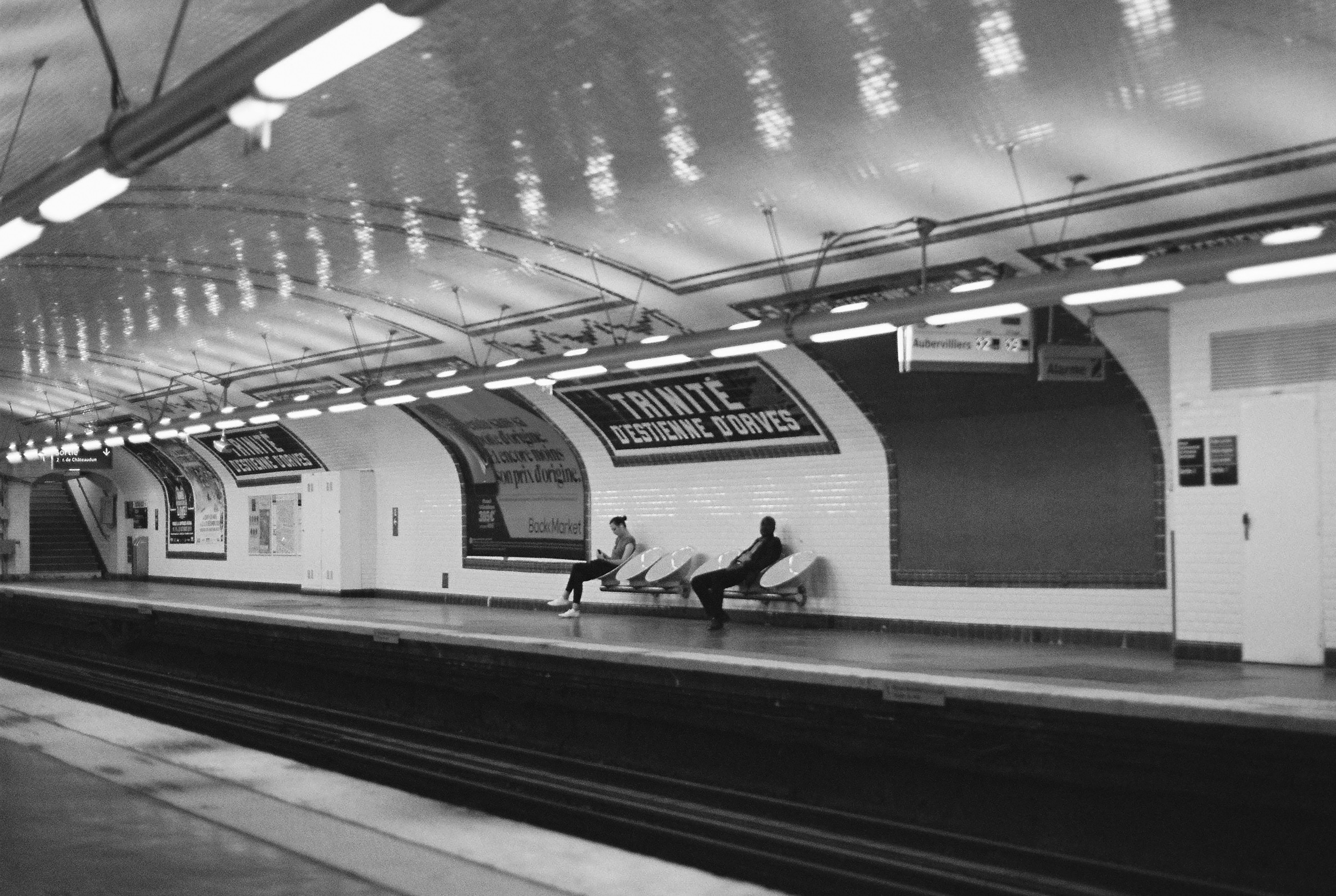 Echoes on the Curve: A Quiet Subterranean Subway