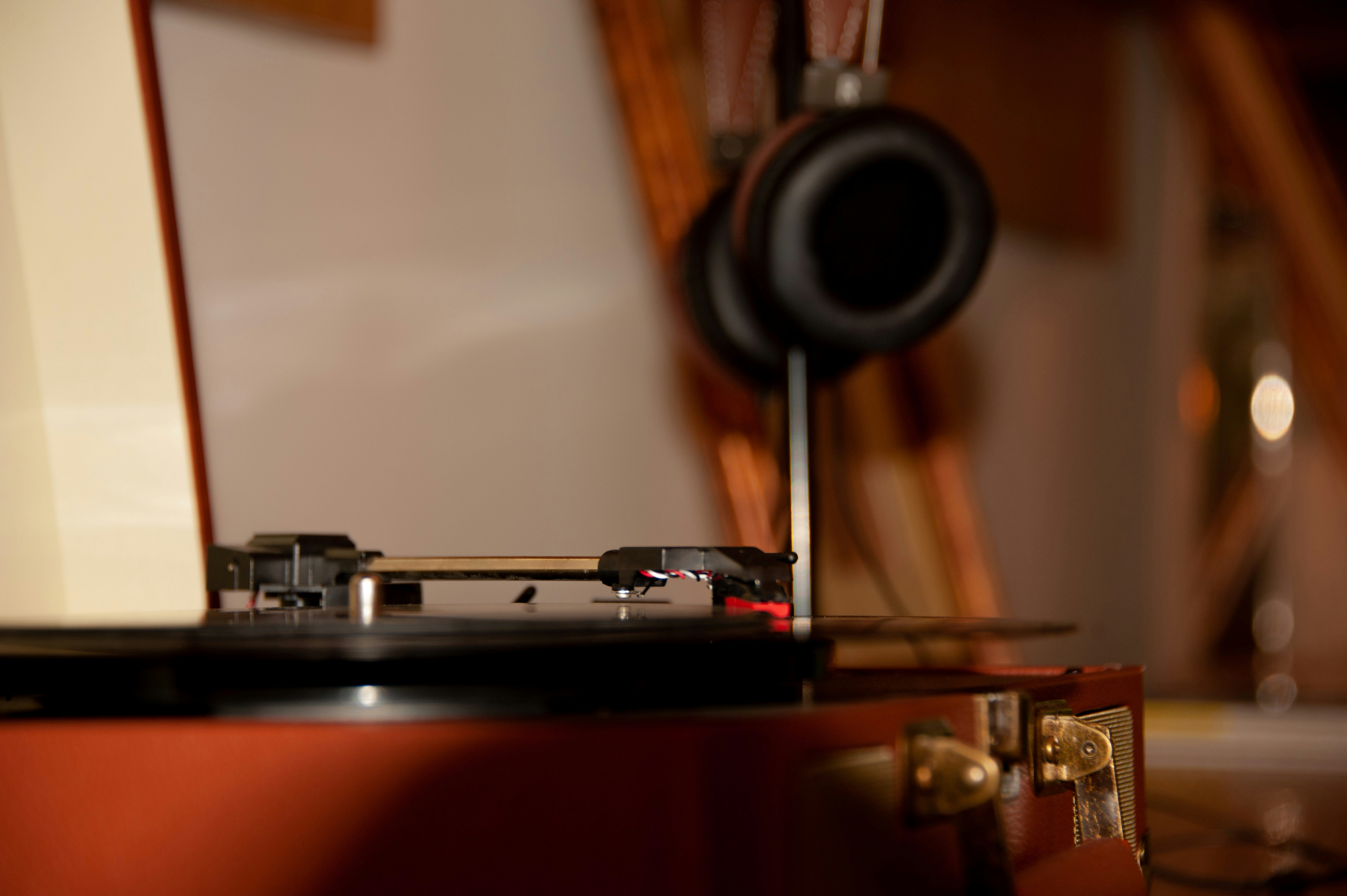 A record player sitting on top of a table photo – Free Gramophone Image ...