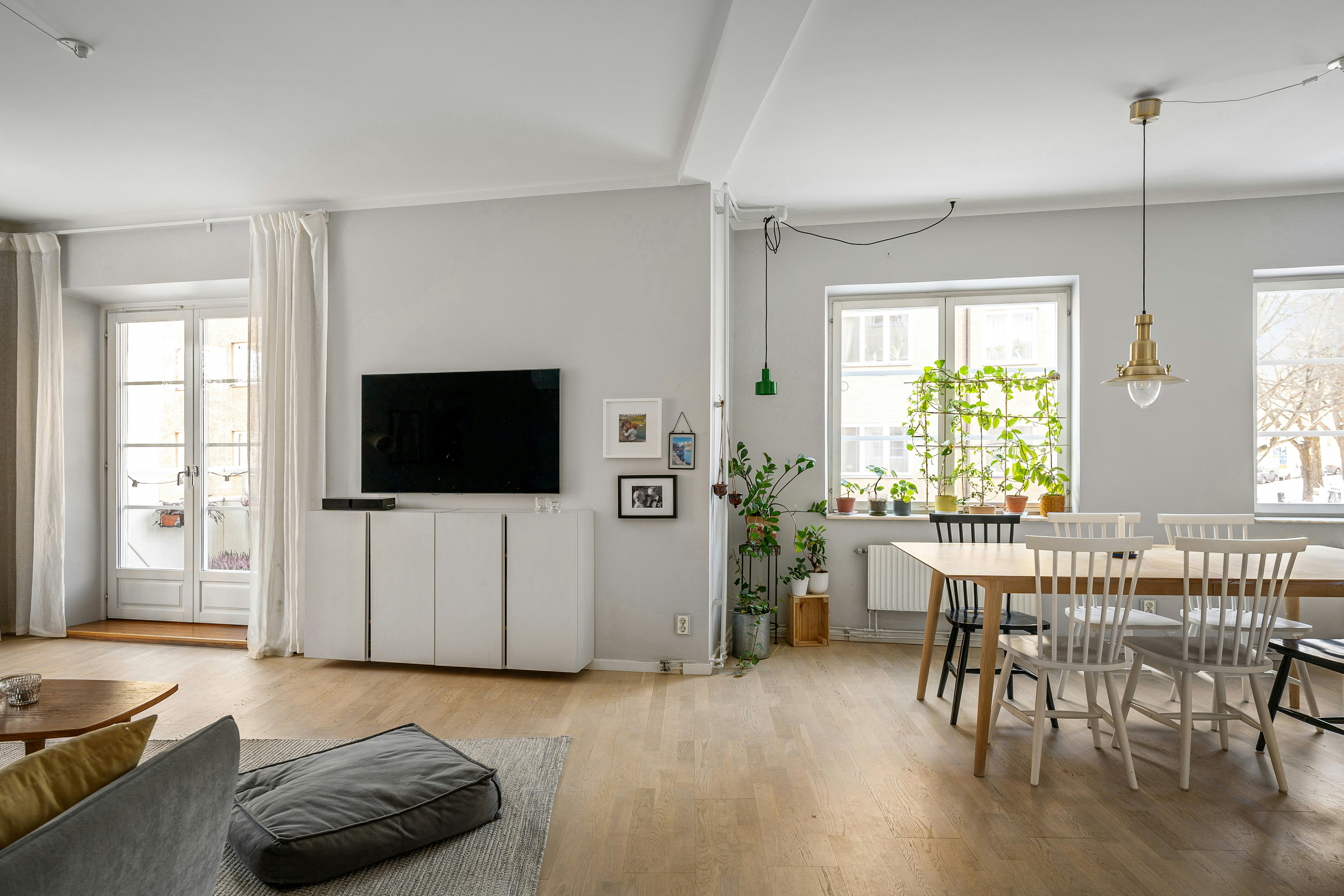 A living room filled with furniture and a flat screen TV photo – Free ...