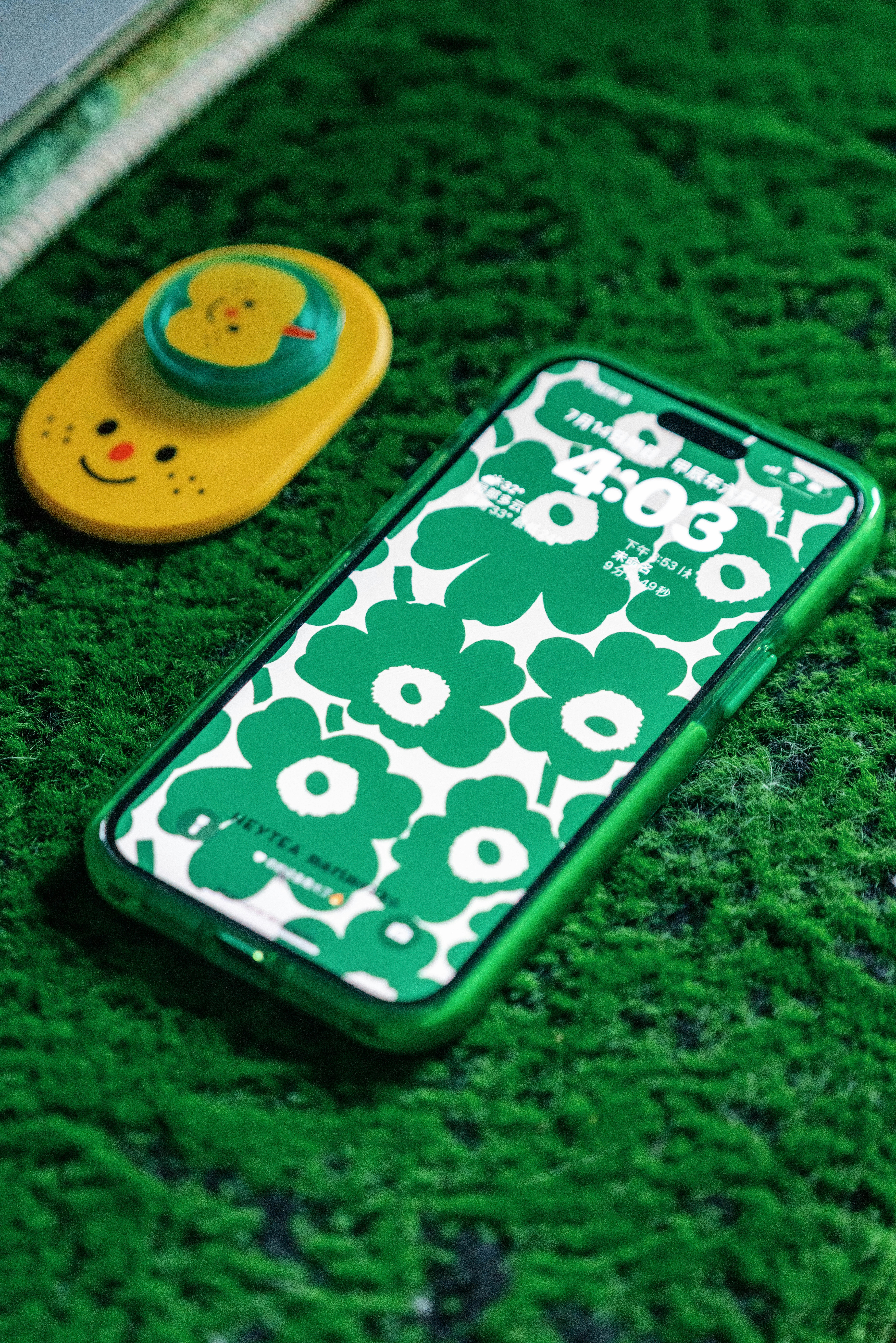 Mossy Green Pattern: A Smartphone Case Framed by Plush Turf
