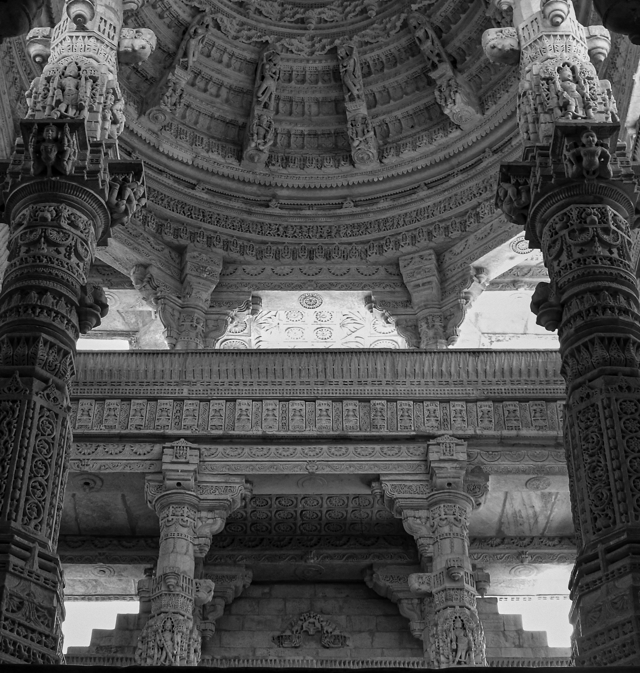 A black and white photo of a building photo – Free Sadri Image on Unsplash