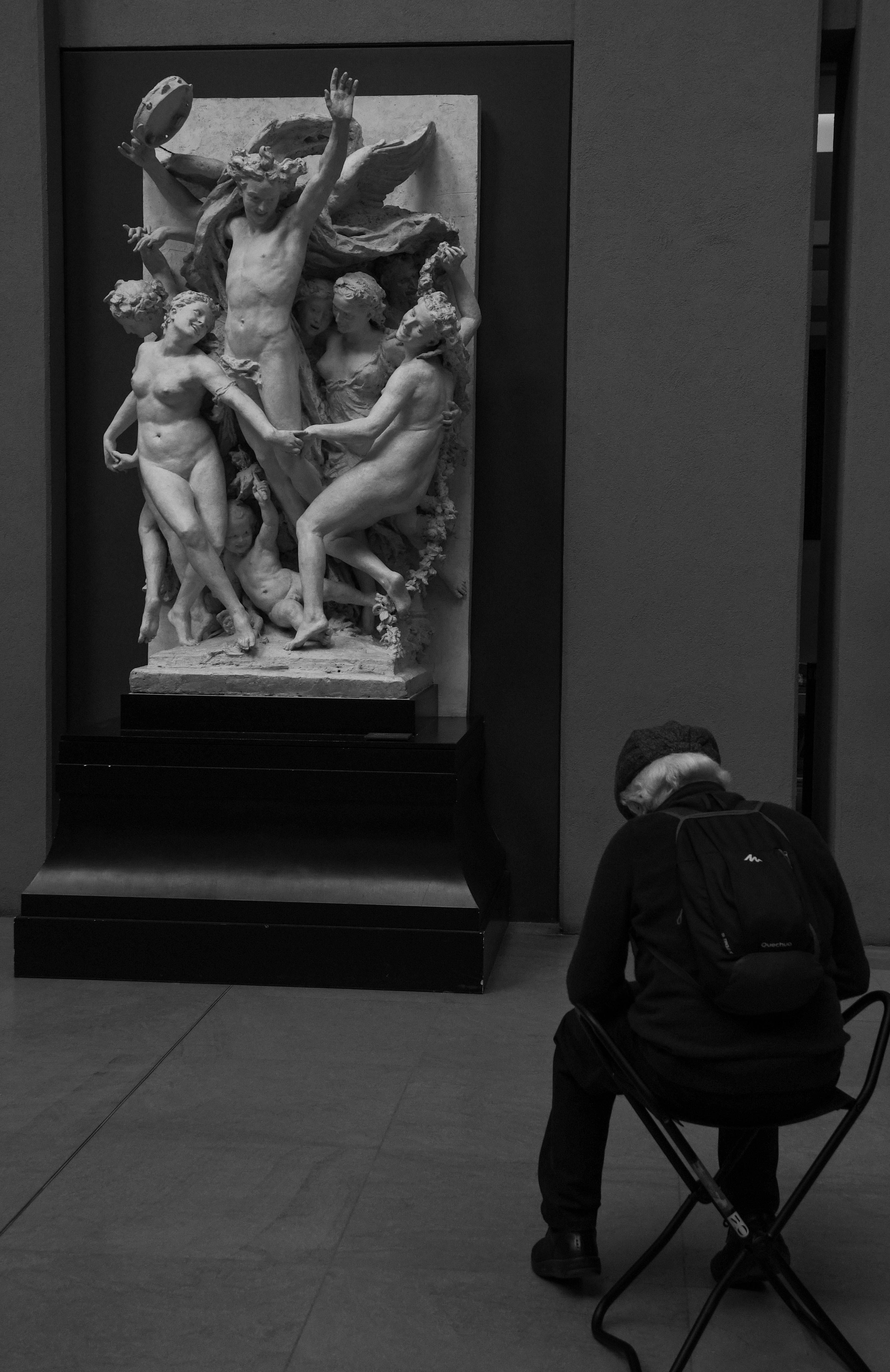 A Silent Gaze: The Reclining Viewer Before Marble Echoes