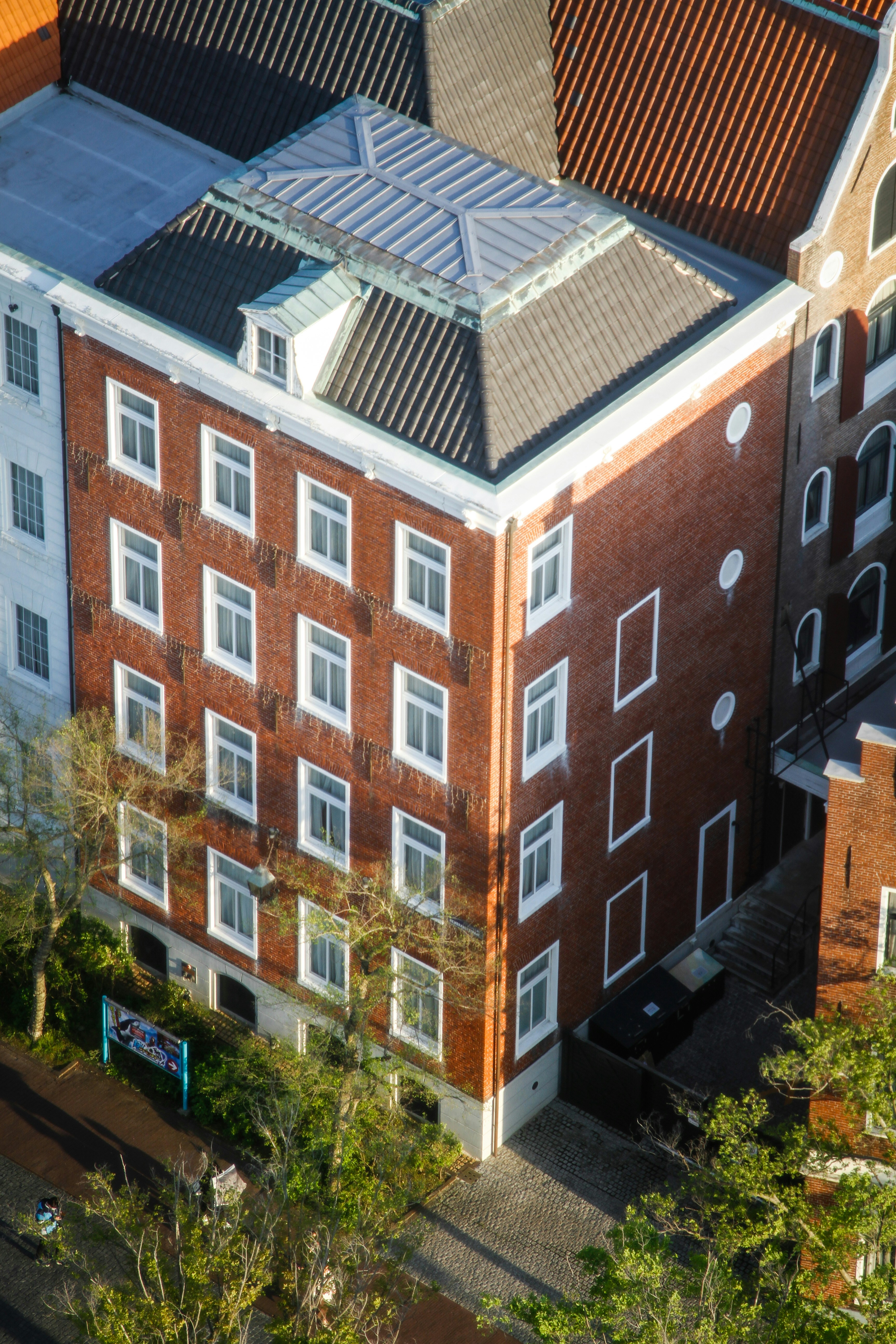 An aerial view of a large brick building photo – Free Huis ten bosch ...