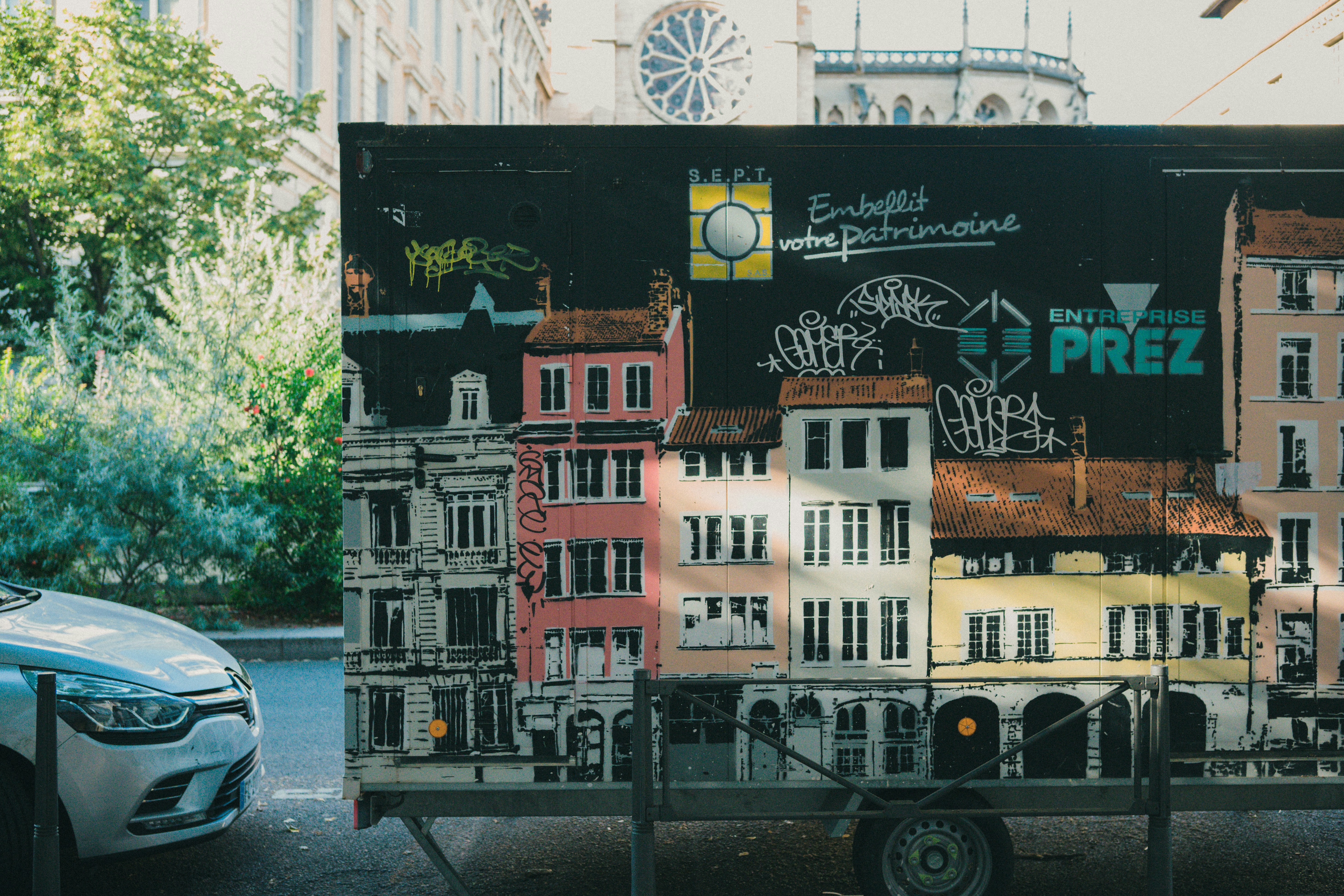 Wheeled Street Gallery: A Graffiti Mosaic of Facades on a Moving Canvas