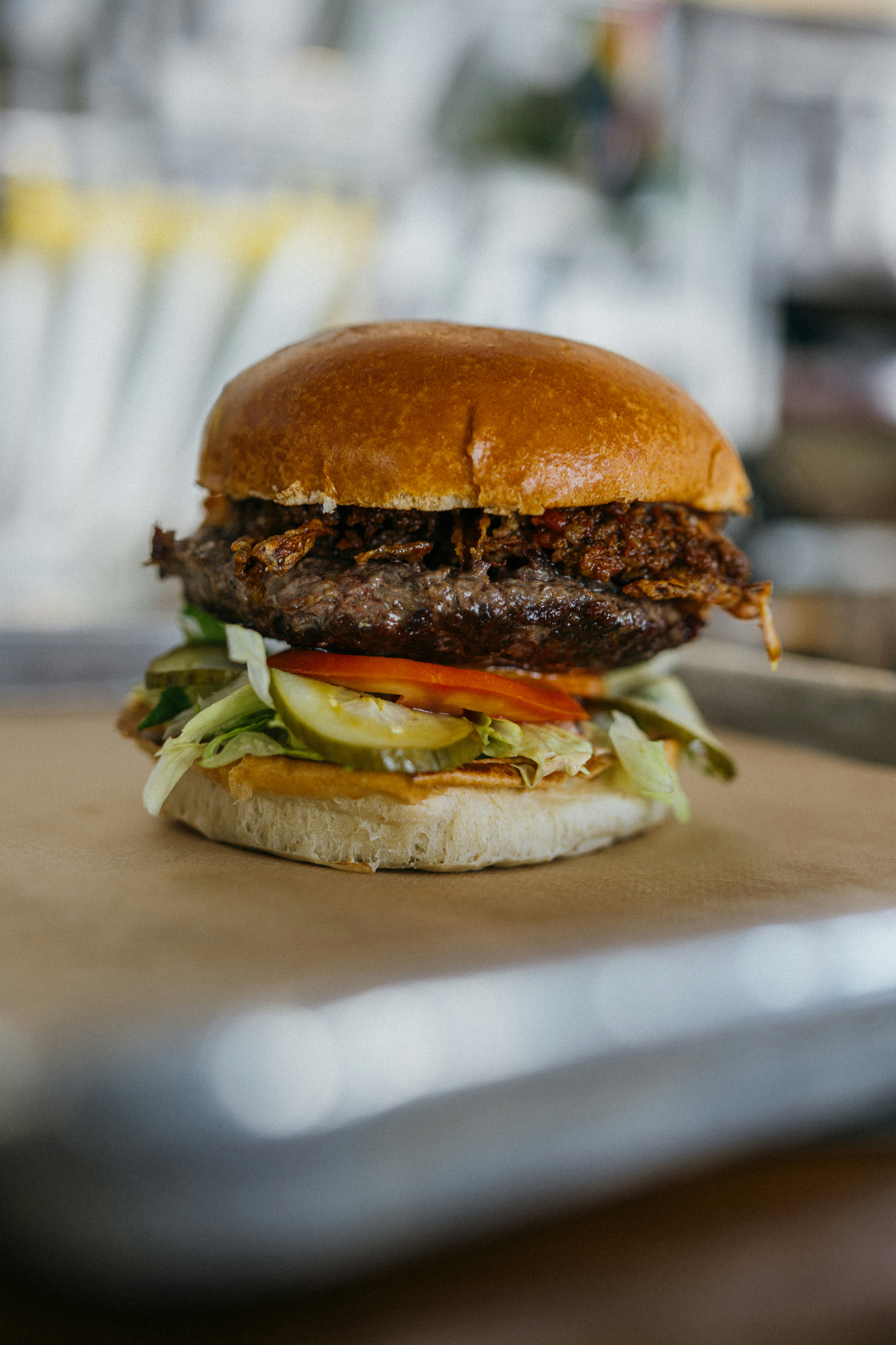 Un hamburger posé sur une planche à découper photo – Image gratuite de ...