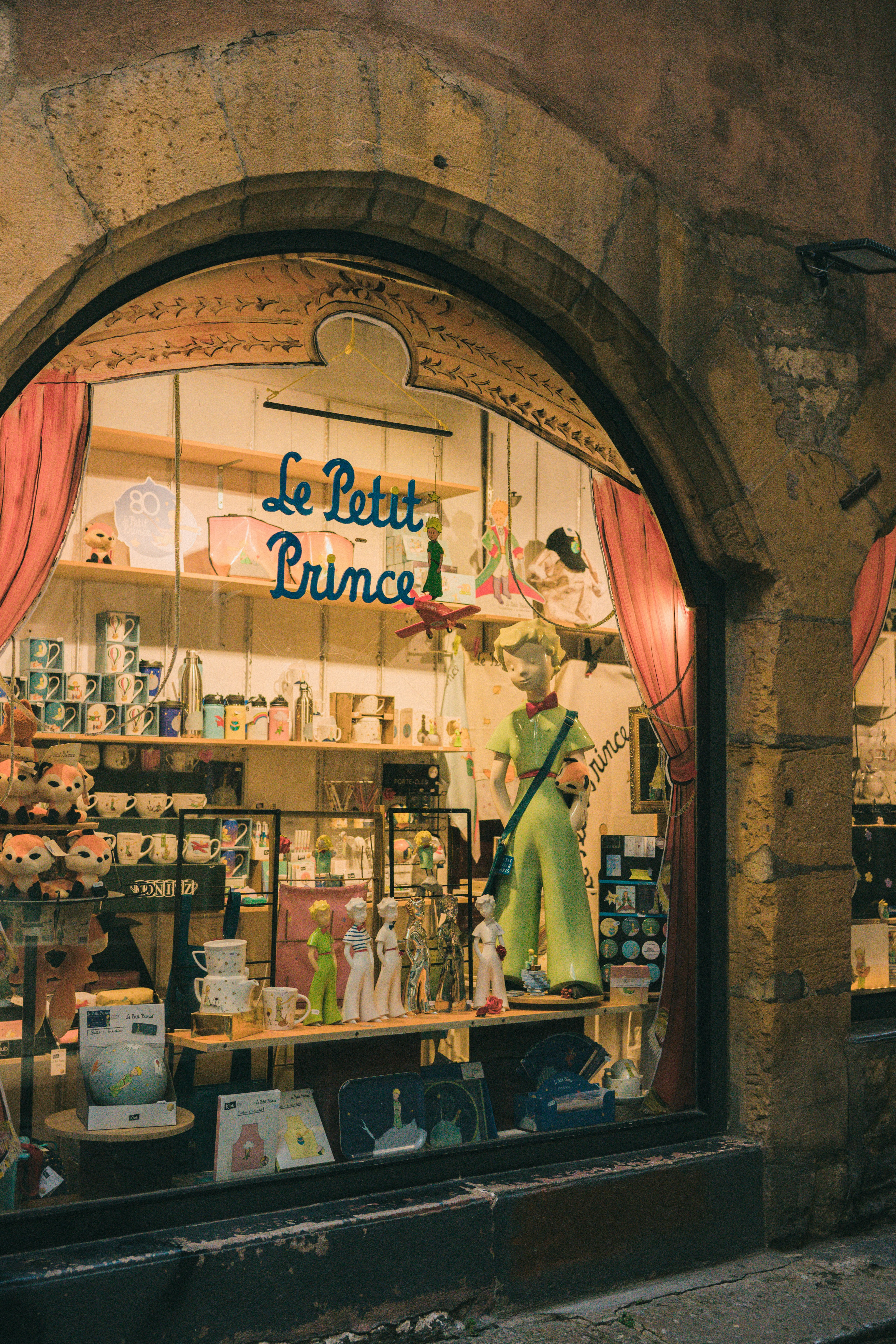 A store front with a lot of items in it photo – Free Lyon Image on Unsplash