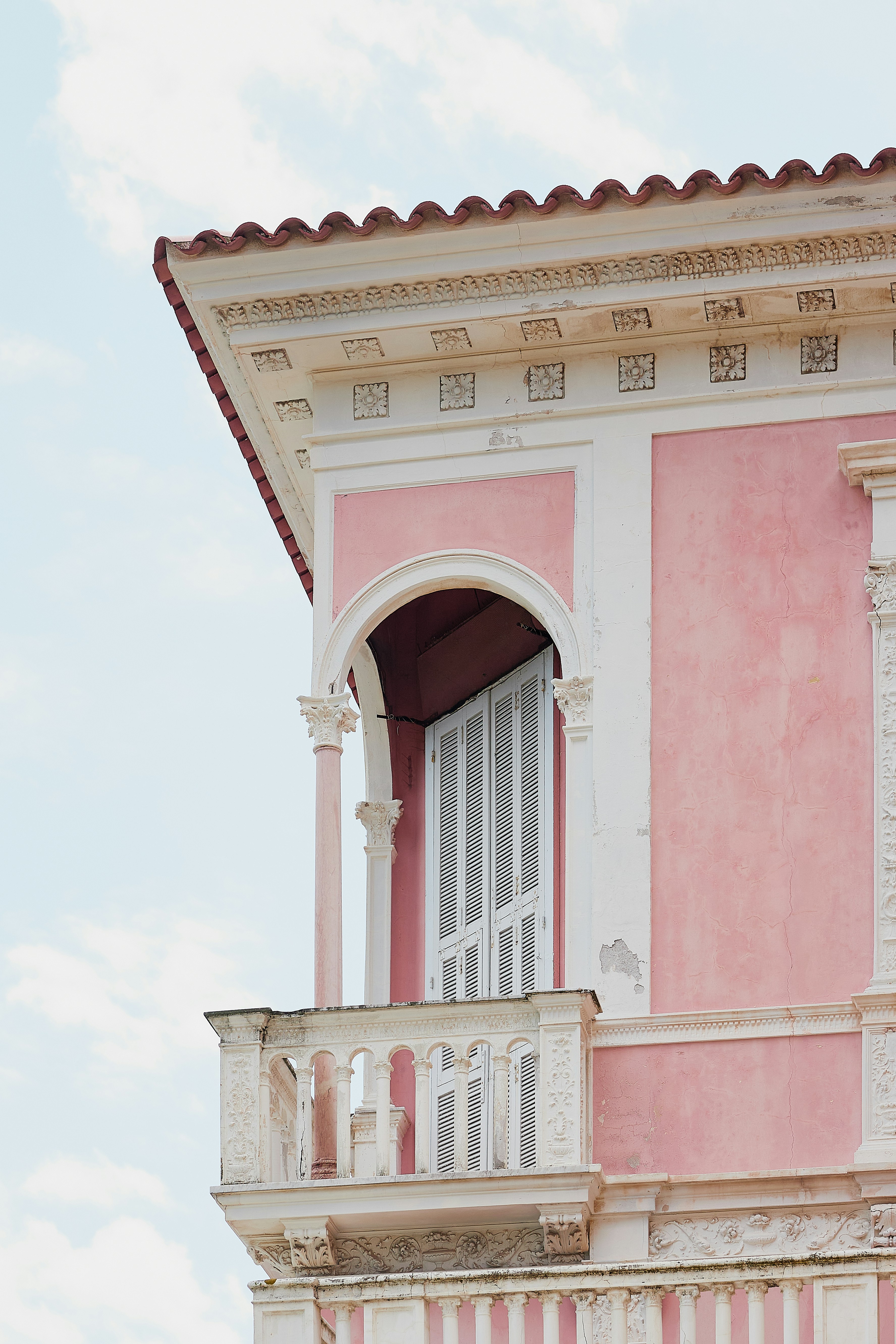 Un edificio rosa y blanco con balcón foto – Imagen de Francia gratuita ...