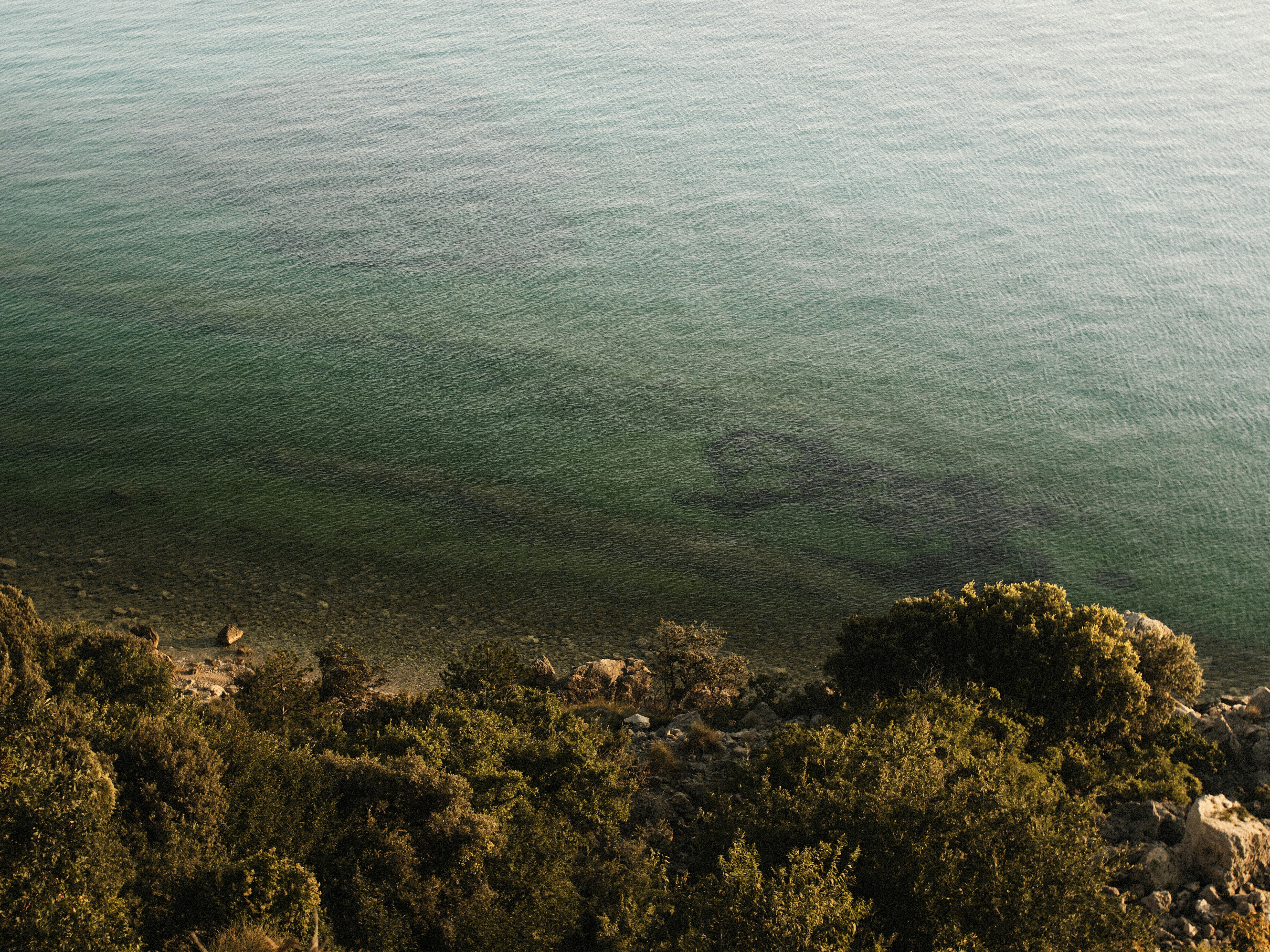 A view of a body of water from above photo – Free Coast Image on Unsplash