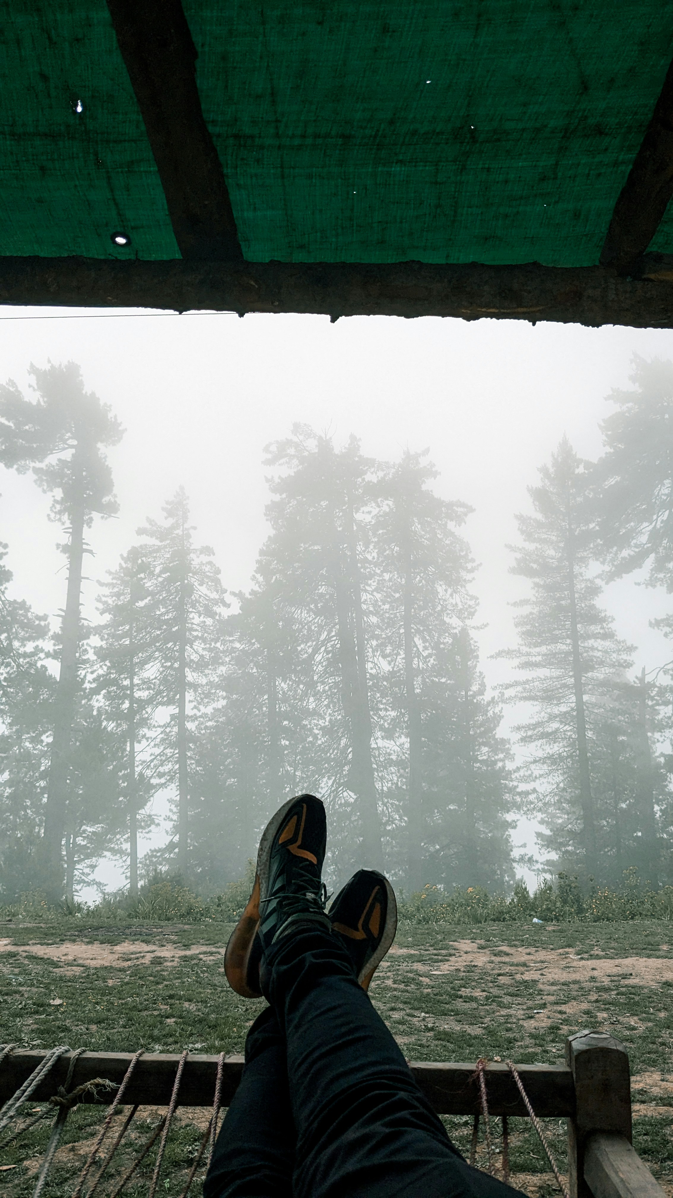 Una persona acostada en un banco con los pies en alto foto – Imagen de ...