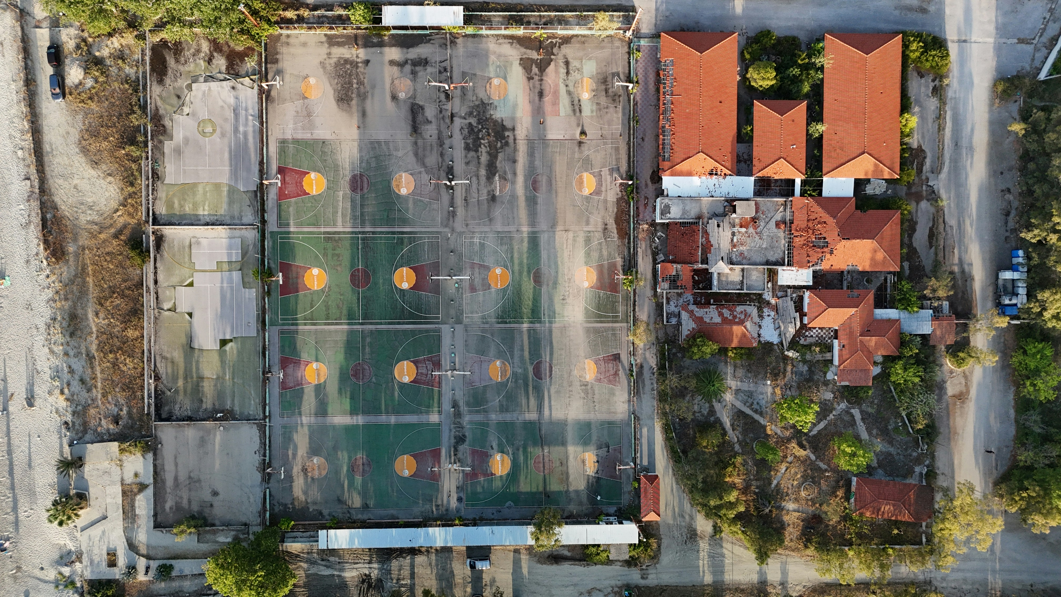 An aerial view of a soccer field in a city photo – Free Car Image on Unsplash
