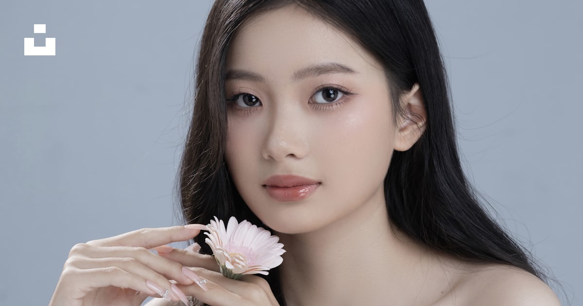 손에 꽃을 들고 테이블에 앉아있는 여성 사진 Unsplash의 무료 검은 머리 이미지