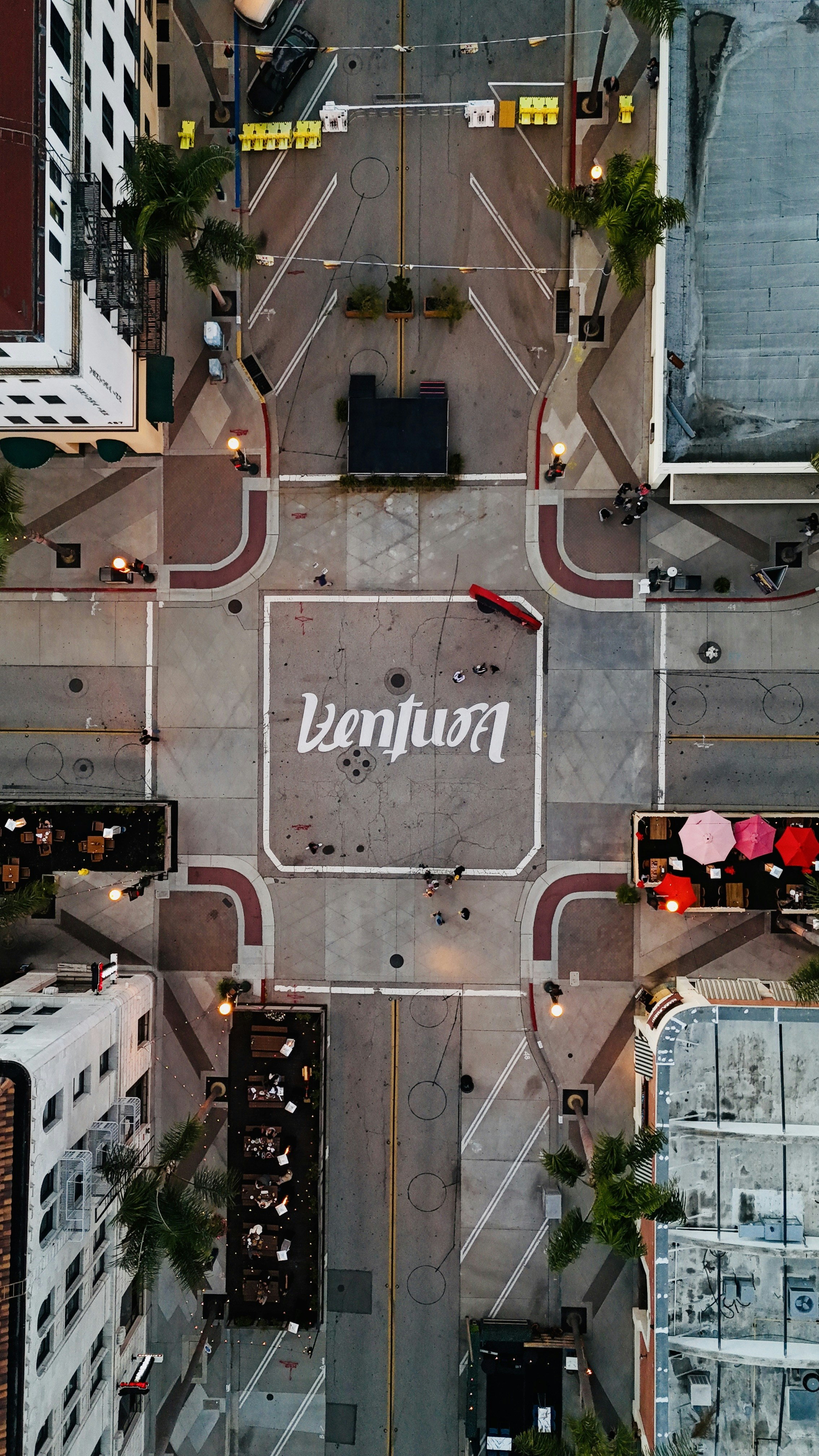 건물이 있는 도시 거리의 조감도 사진 – Unsplash의 무료 메인 스트리트 이미지